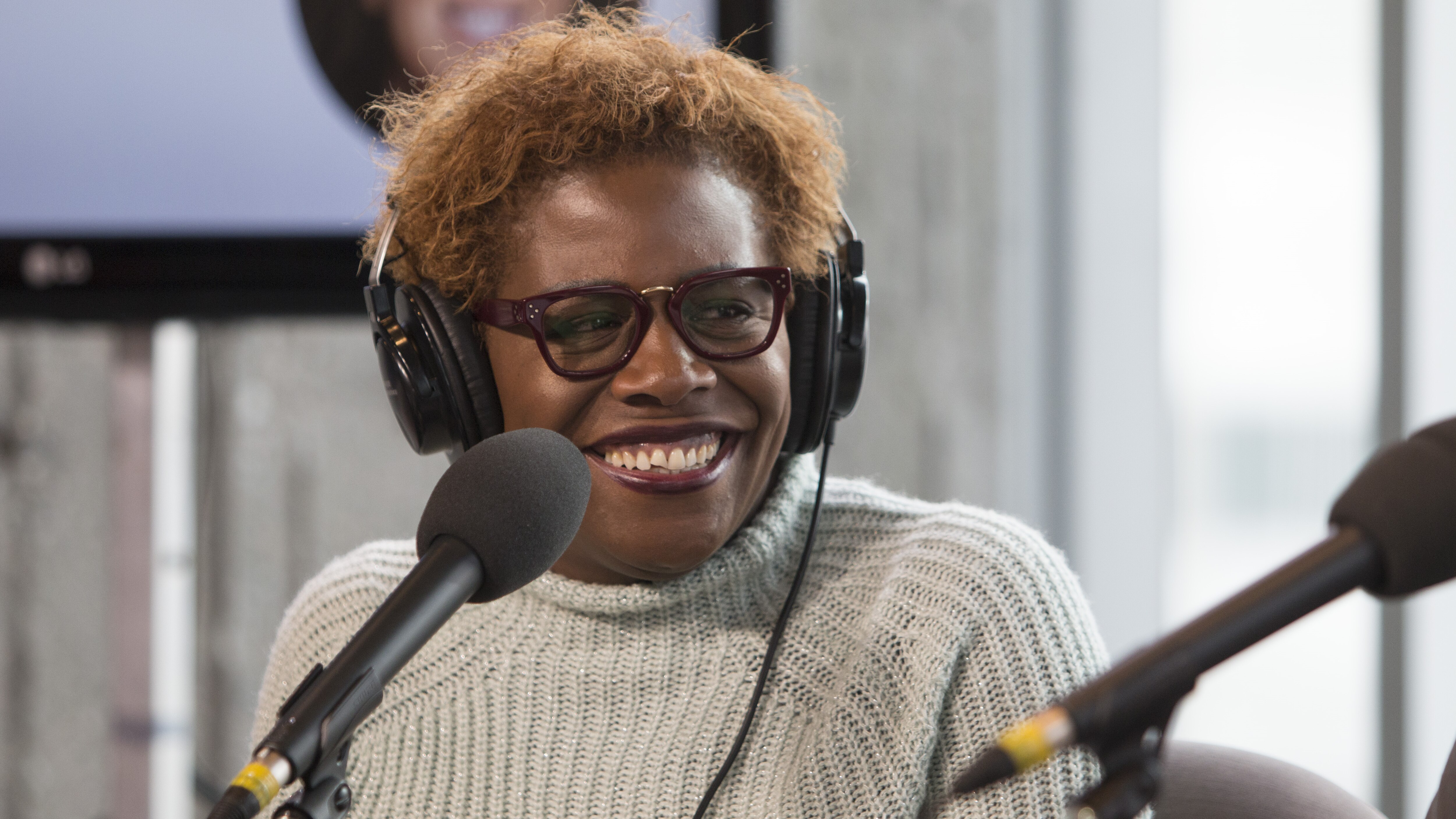 Le regard résigné de l'écrivaine Emmelie Prophète sur Haïti | OHdio ...