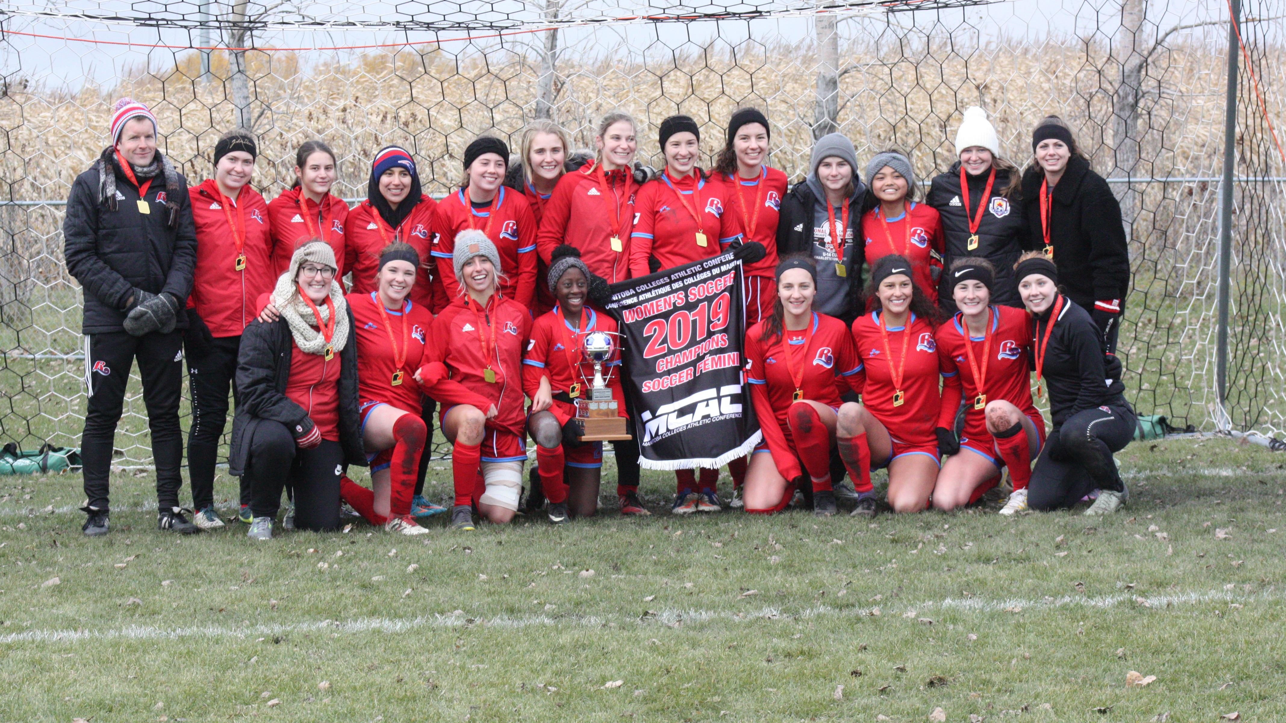 L'équipe féminine de soccer des Rouges remporte le titre de la MCAC ...