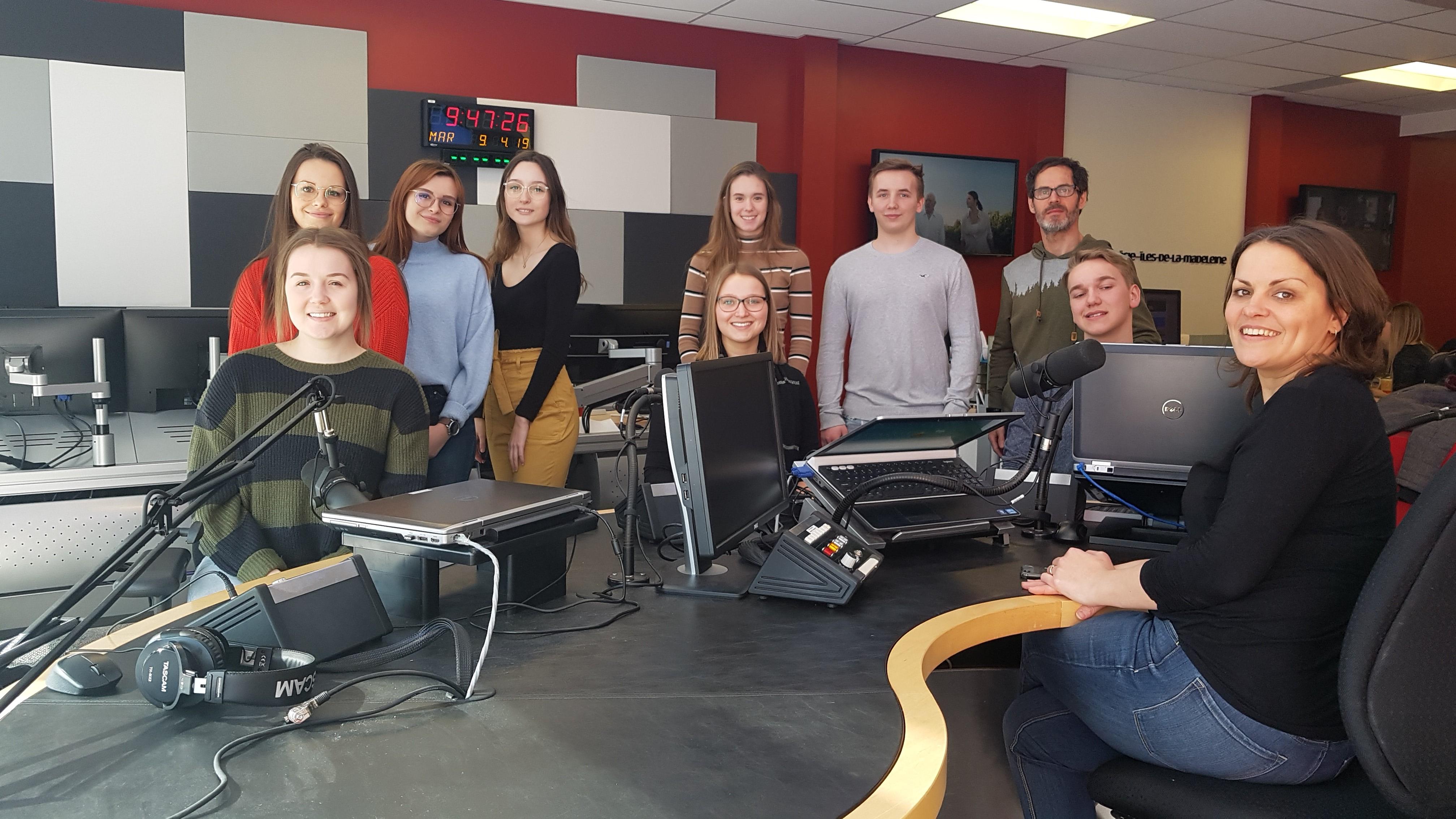 Des étudiants du CMEC en visite dans nos studios | OHdio | Radio-Canada