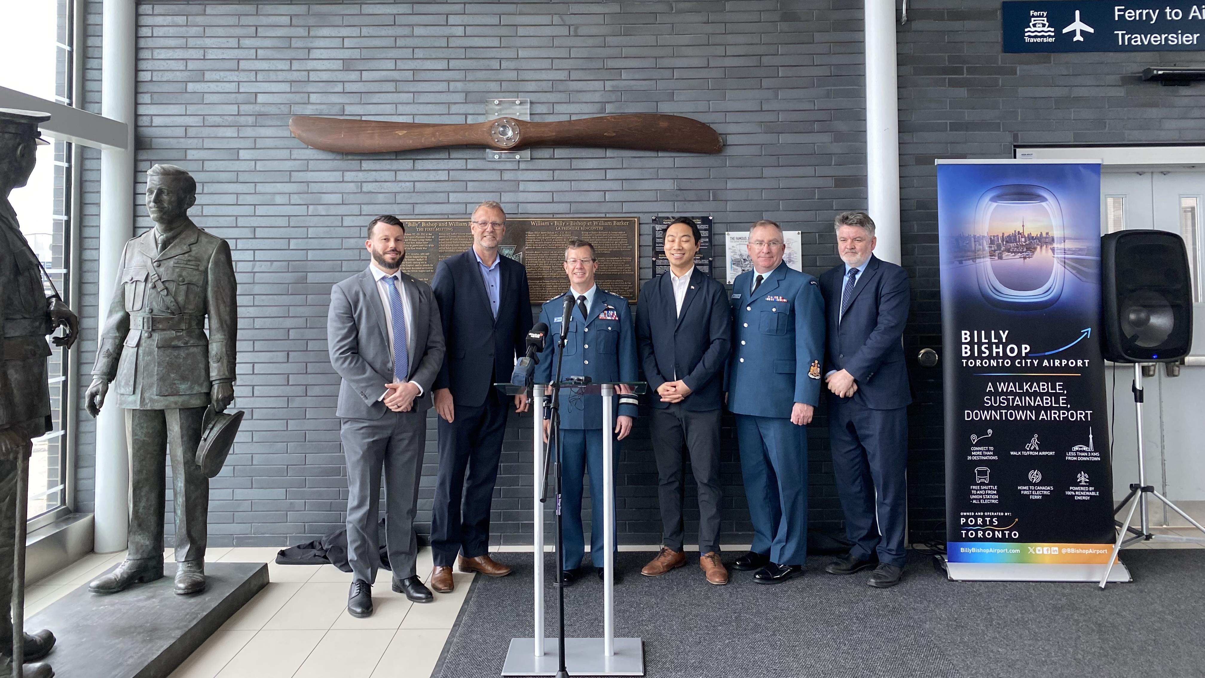 Exposition à l'aéroport Billy Bishop sur l’Aviation royale canadienne ...