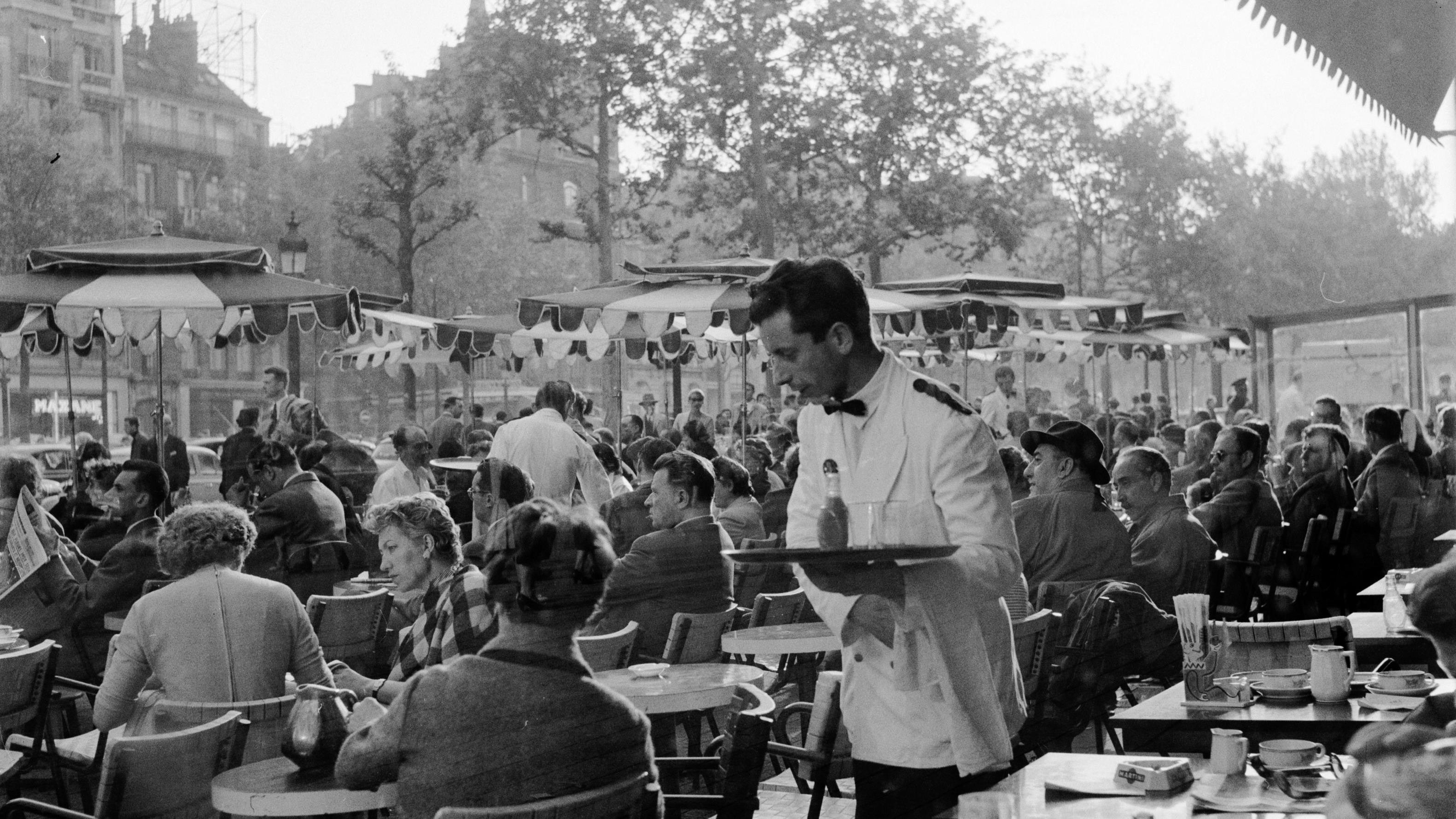 le-caf-des-premiers-ar-mes-en-arabie-aux-terrasses-parisiennes
