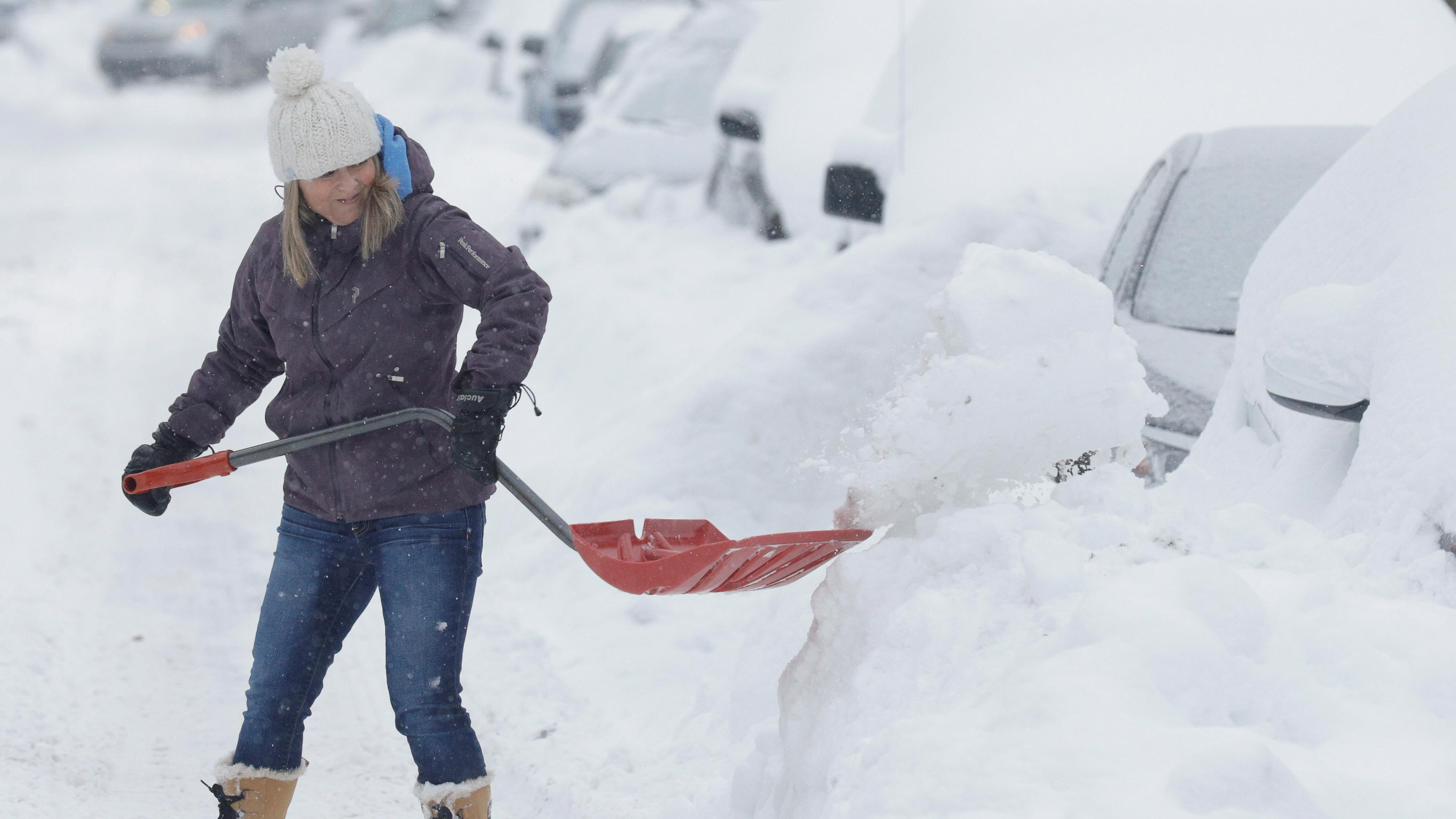 Physiothérapie : comment pelleter sans se faire mal | OHdio | Radio-Canada