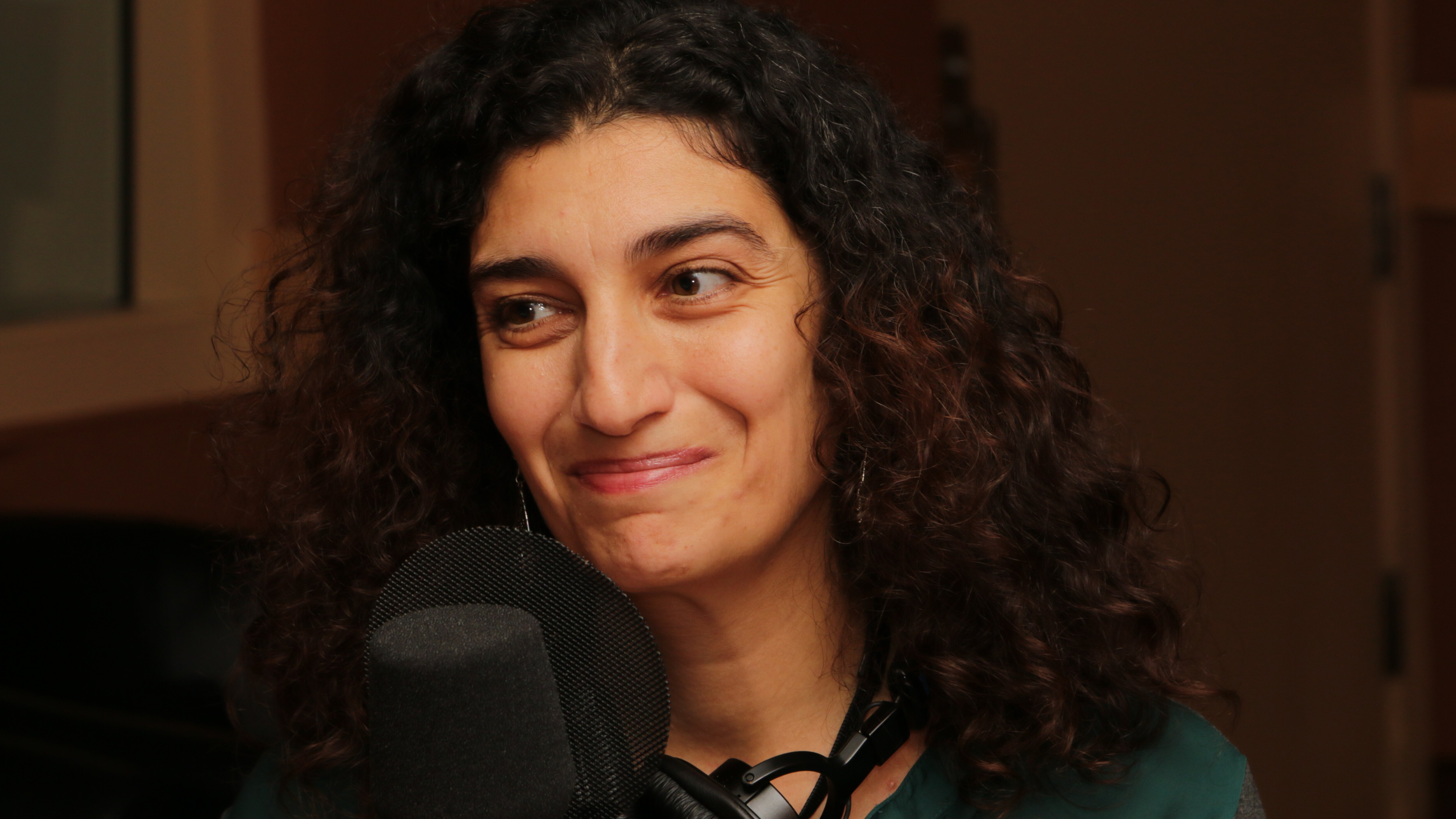 Le mot à définir avec Houda Asal : « étranger » | OHdio | Radio-Canada