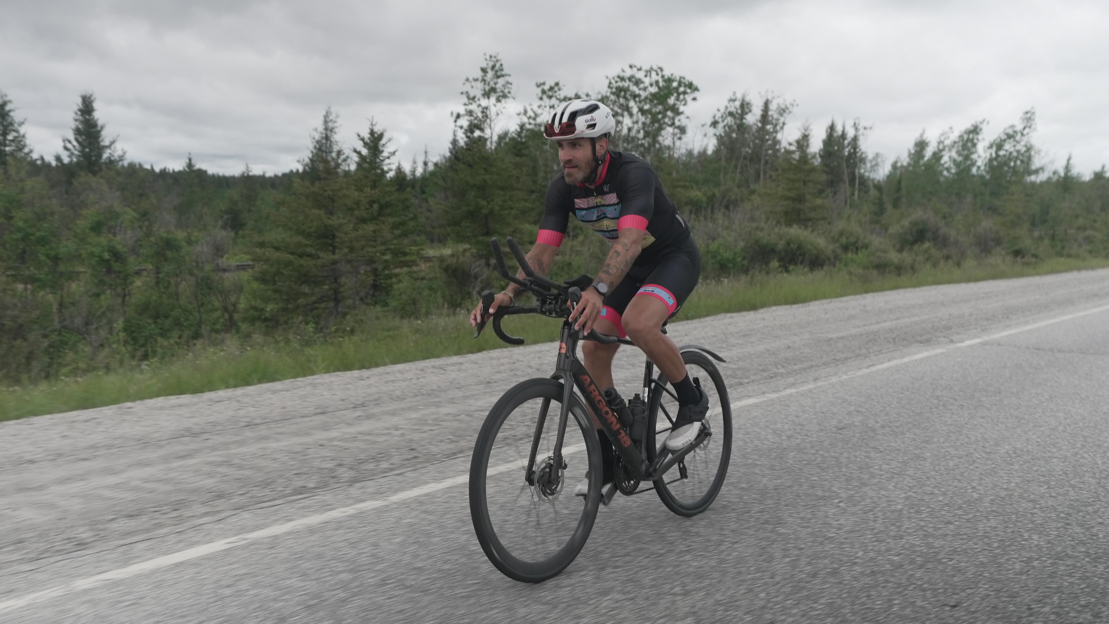 Jay Du Temple poursuit sa tournée à vélo et à pied | OHdio | Radio-Canada