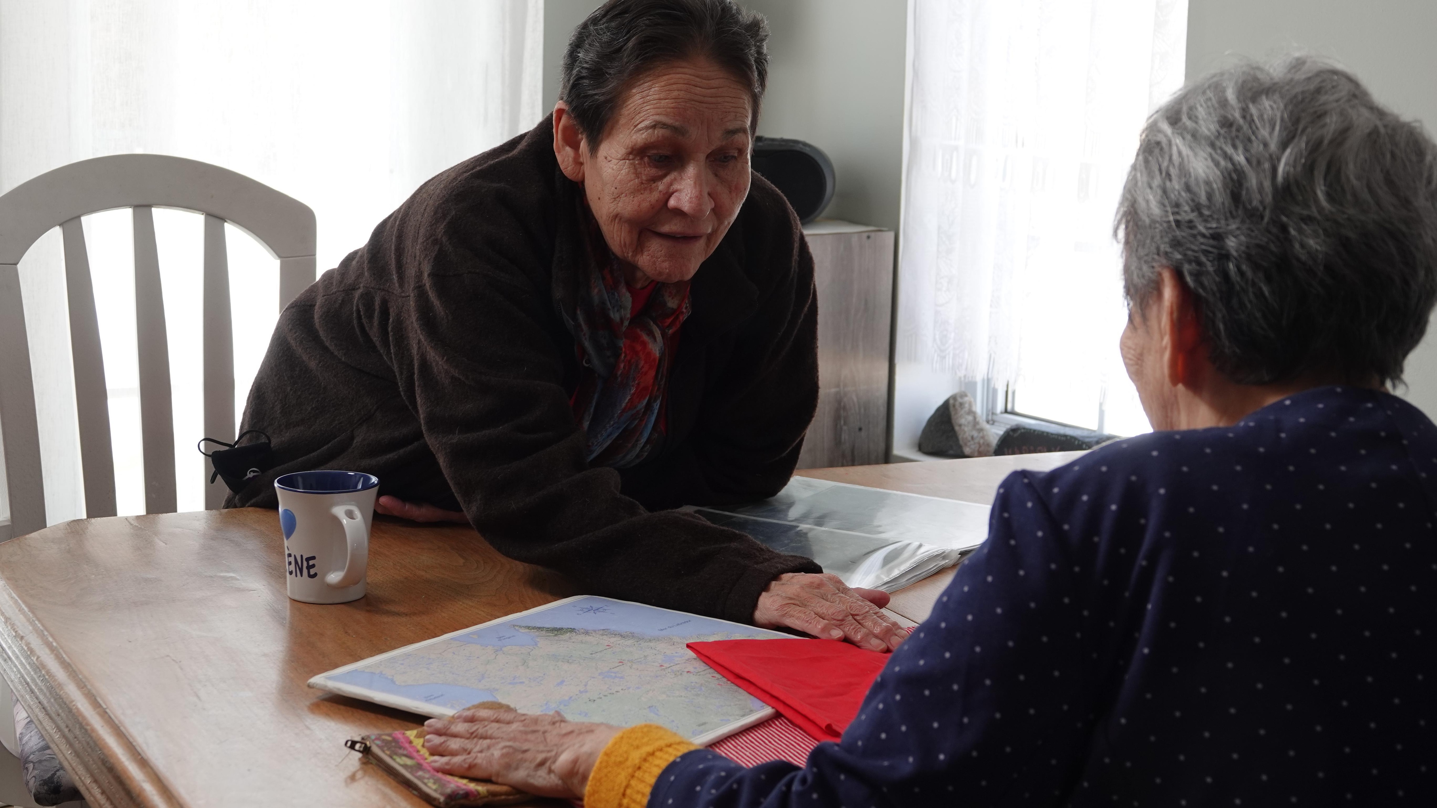 Joséphine Bacon retrouve une amie pour le tournage de Nitassinan ...