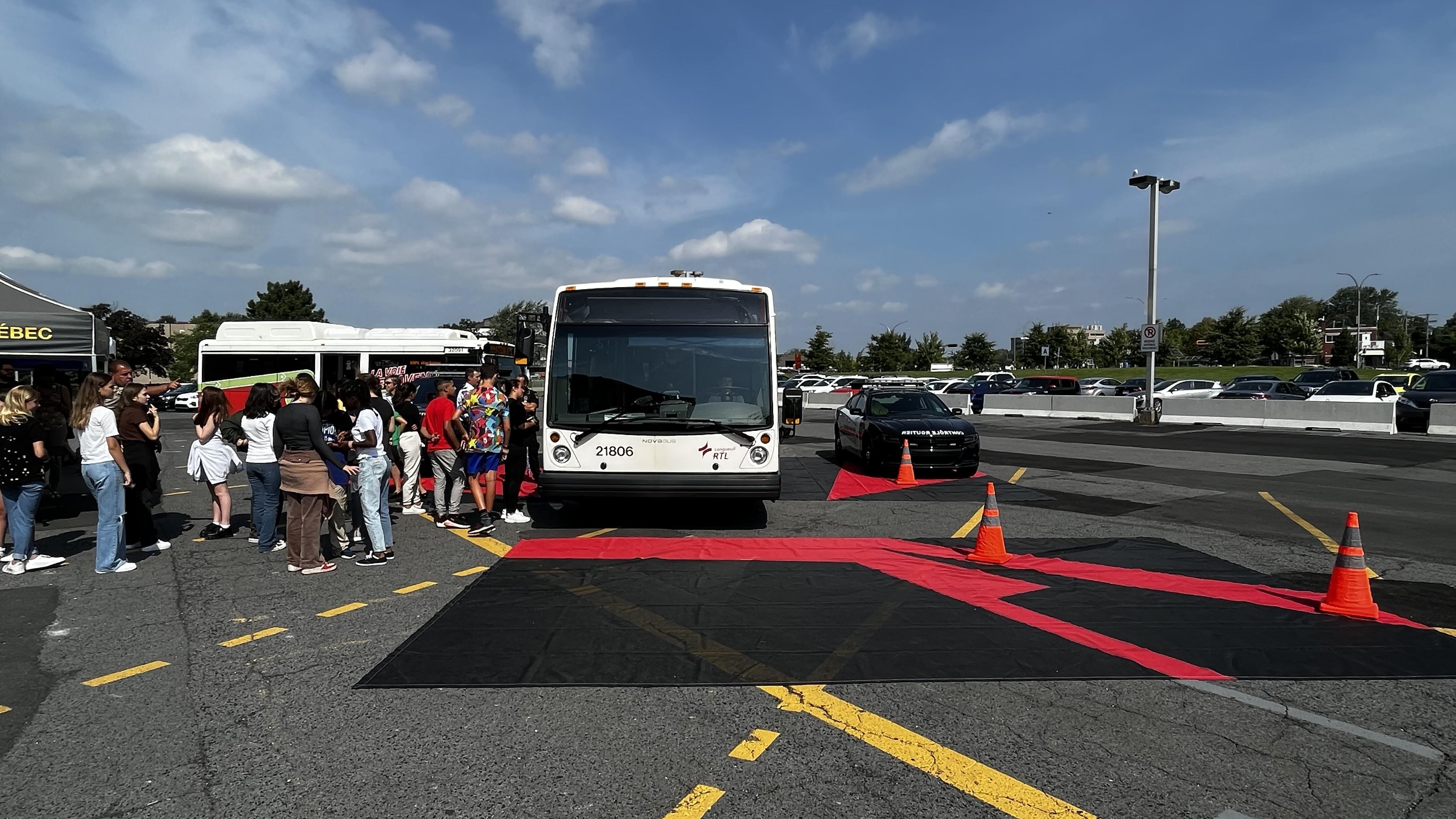 Sensibiliser les jeunes aux angles morts des autobus | OHdio | Radio-Canada