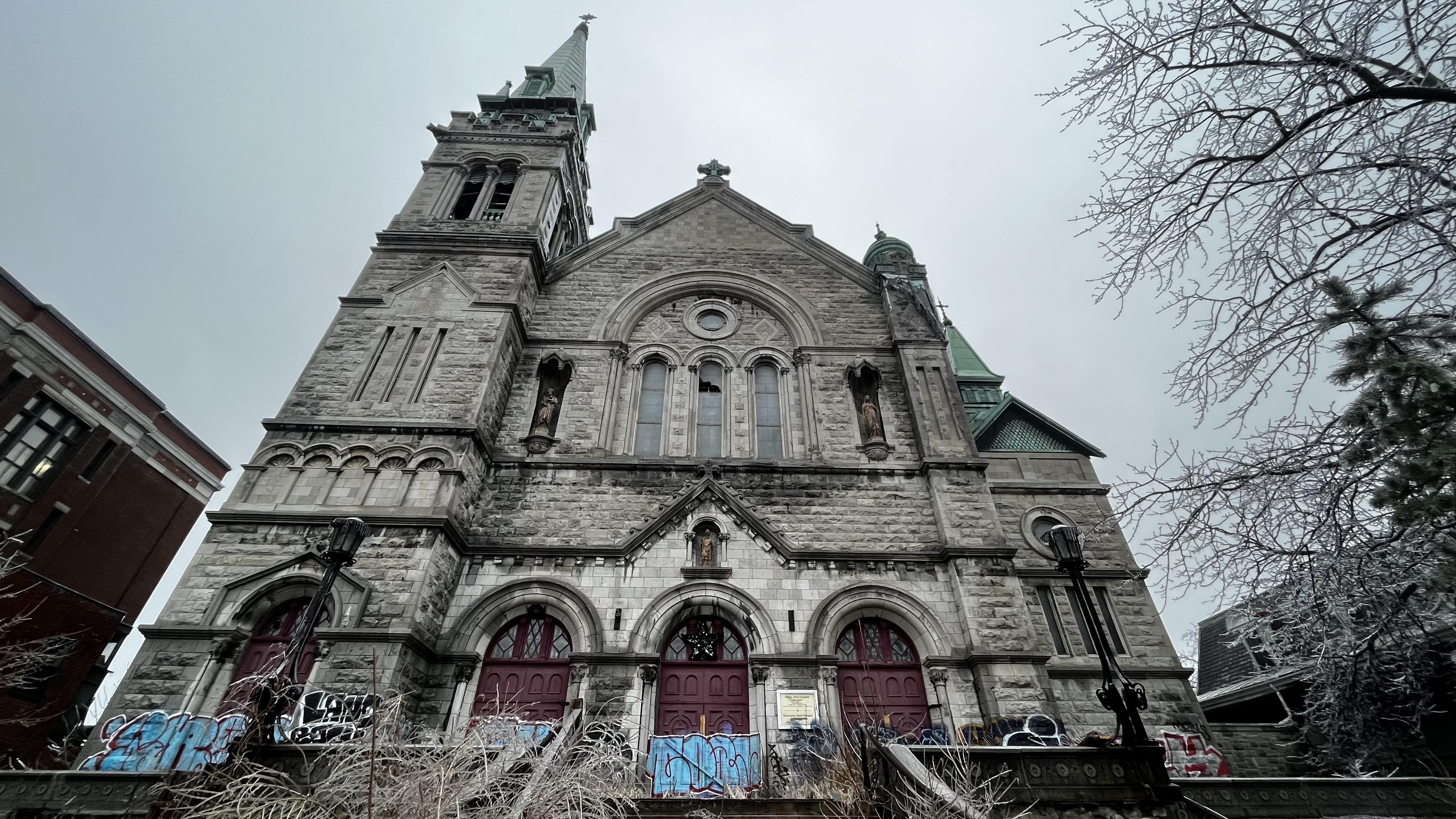 Une église en ruine de la rue Fullum, à Montréal, inquiète le voisinage ...
