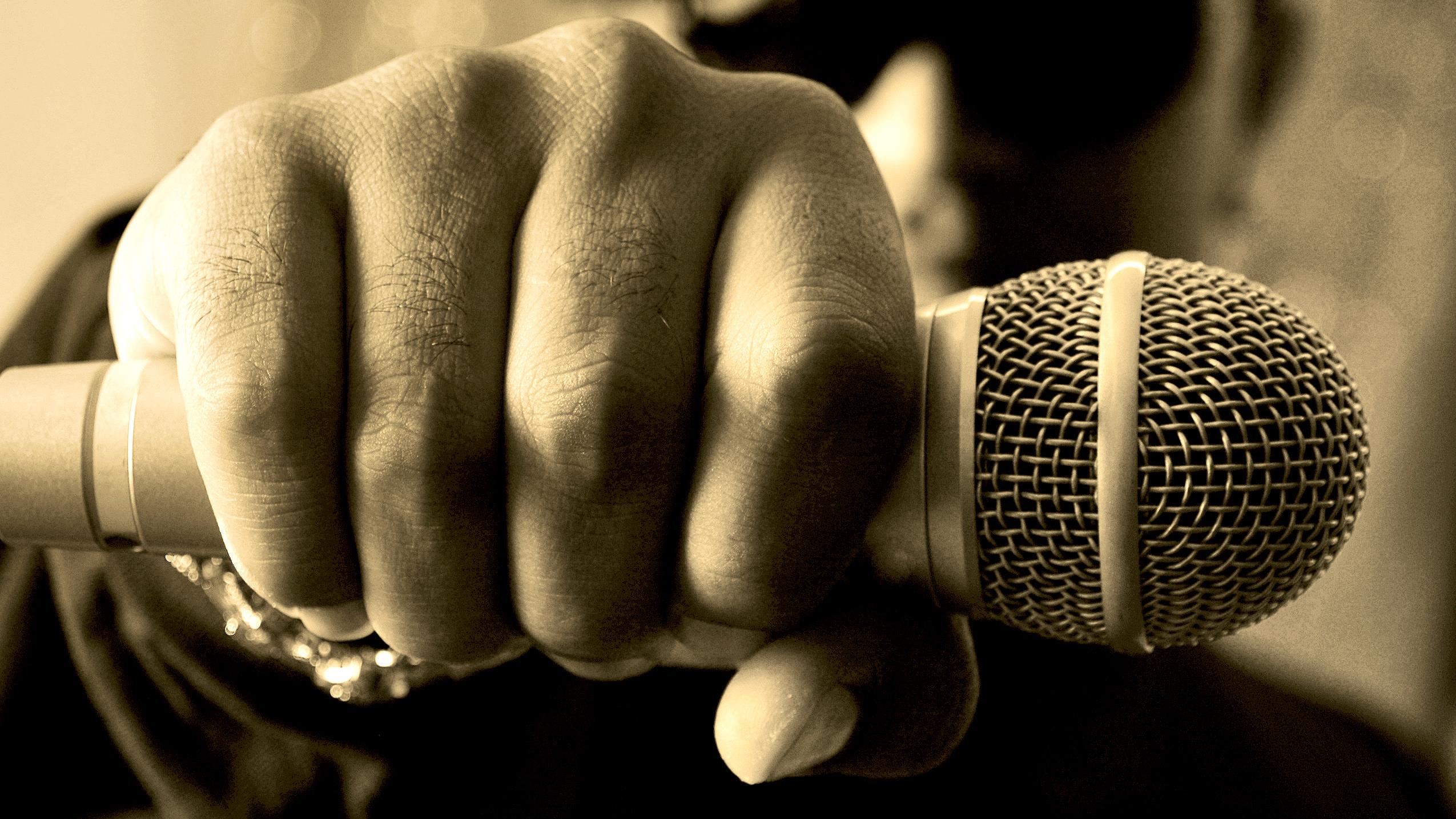 Le slam, un art dépouillé qui démocratise la prise de parole | OHdio ...