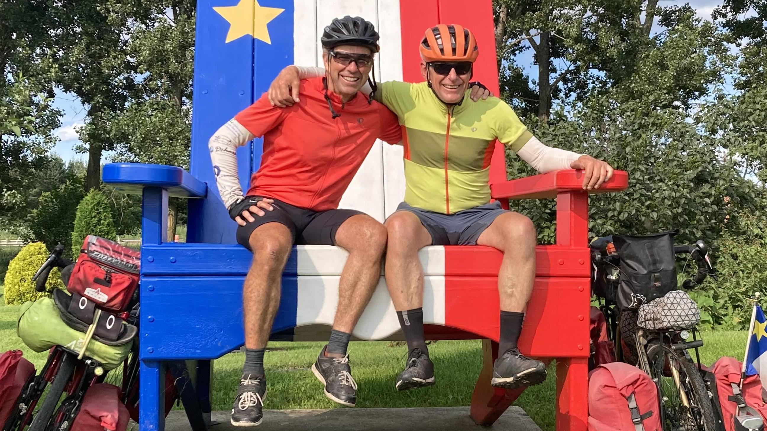Deux Acadiens traversent le Canada à vélo | OHdio | Radio-Canada