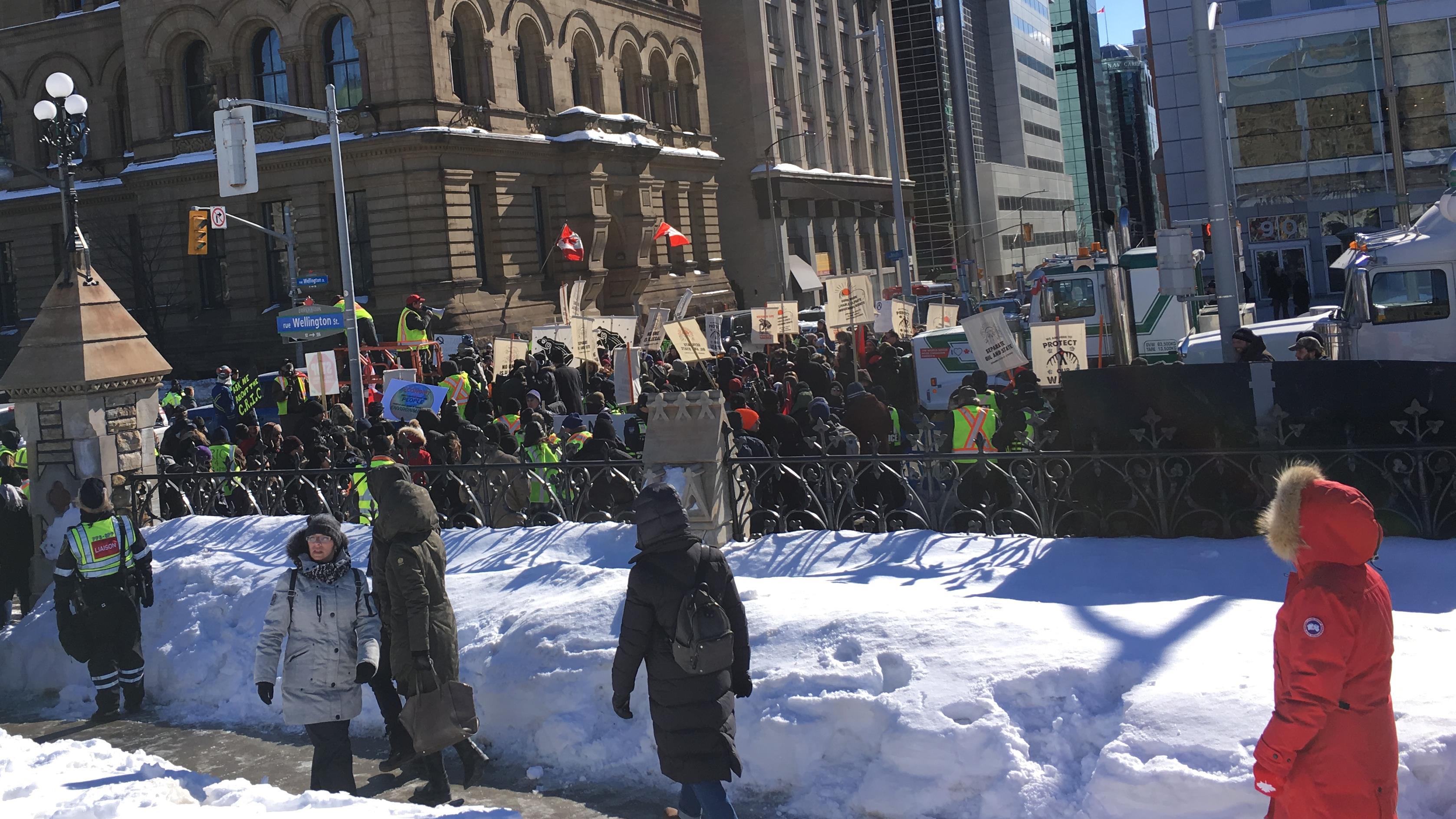 Beaucoup de tension à Ottawa lors de la manifestation pro-oléoduc