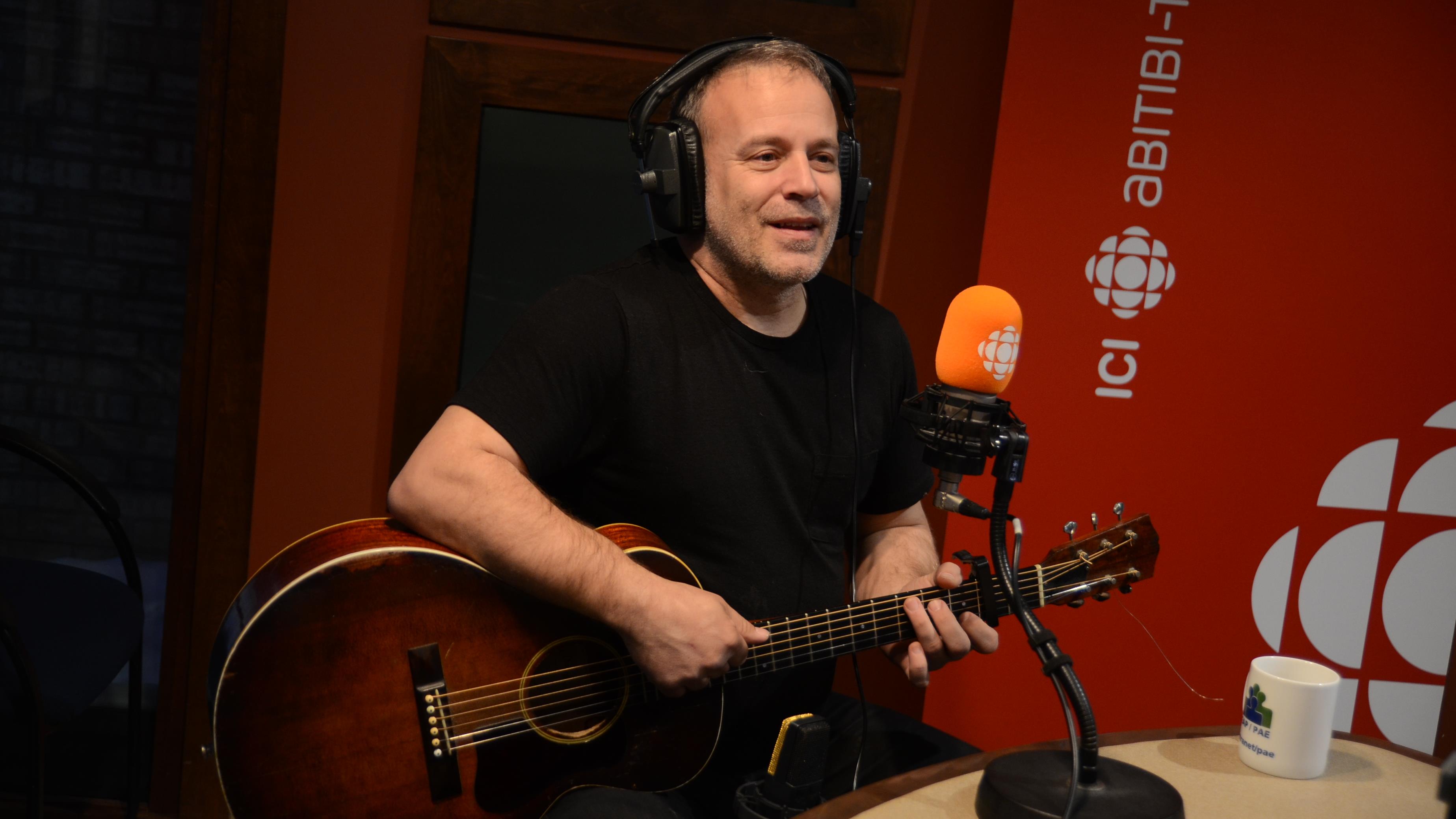 Marc Déry interprète Poisson d'avril sur le plateau | OHdio | Radio-Canada