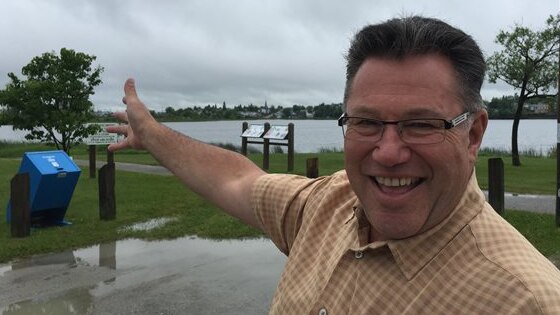 Guy Lamarche est récompensé pour son dévouement au tourisme | OHdio ...