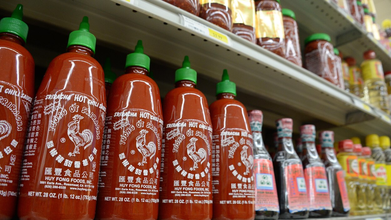 L'histoire derrière la fameuse bouteille de sauce sriracha | Radio-Canada