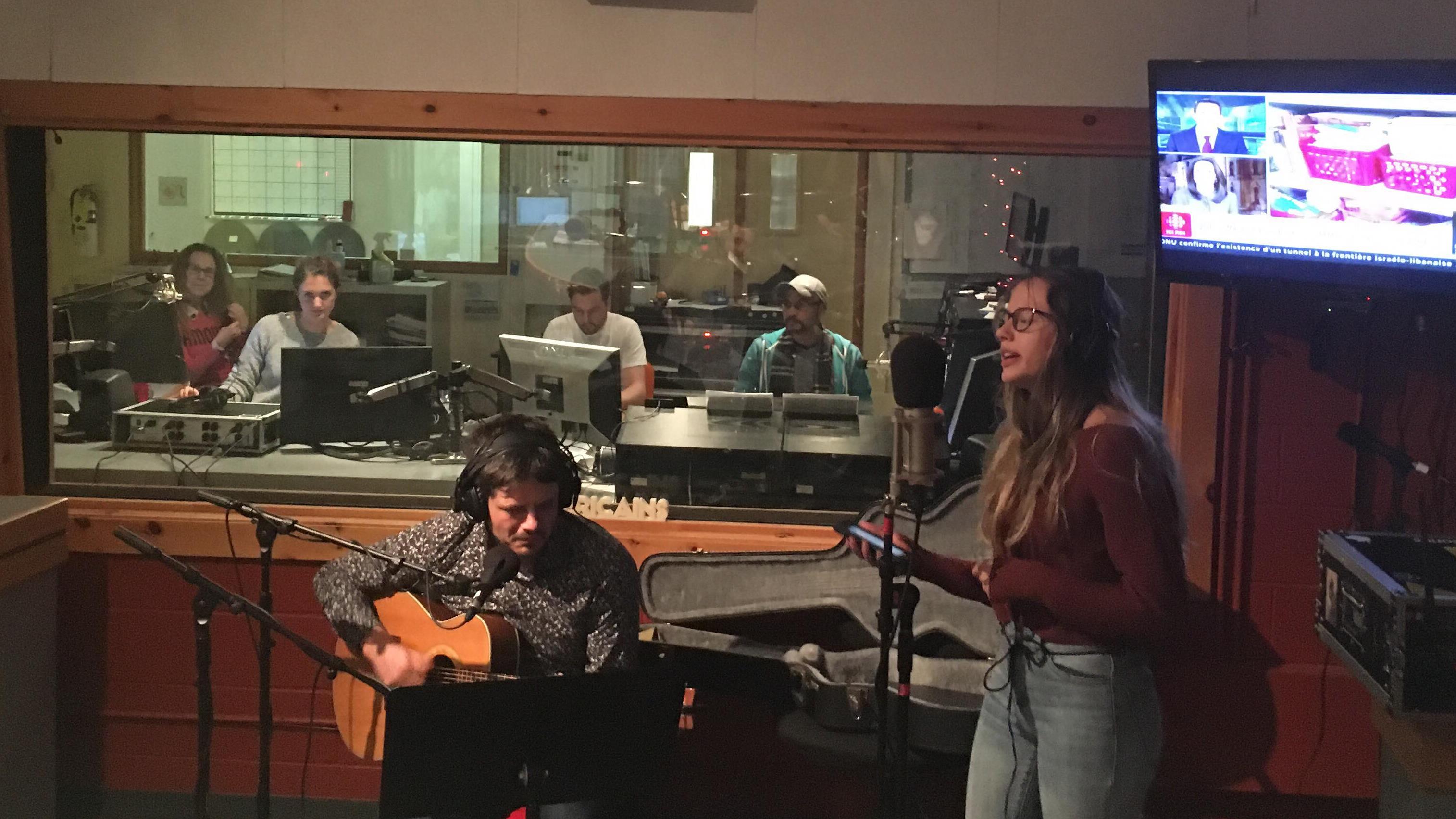 Maxim et Michel Villeneuve interprètent Passer l'hiver | OHdio | Radio ...