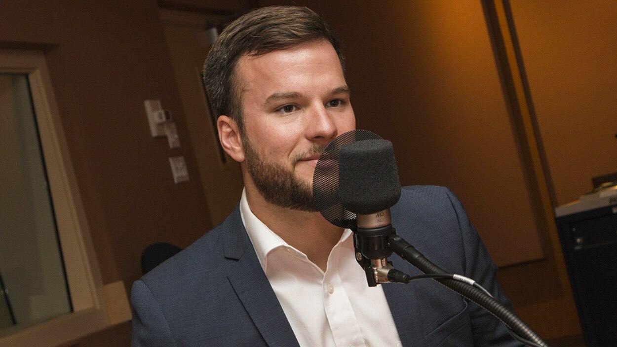 Hadrien Parizeau expulsé d’Ensemble Montréal | Radio-Canada