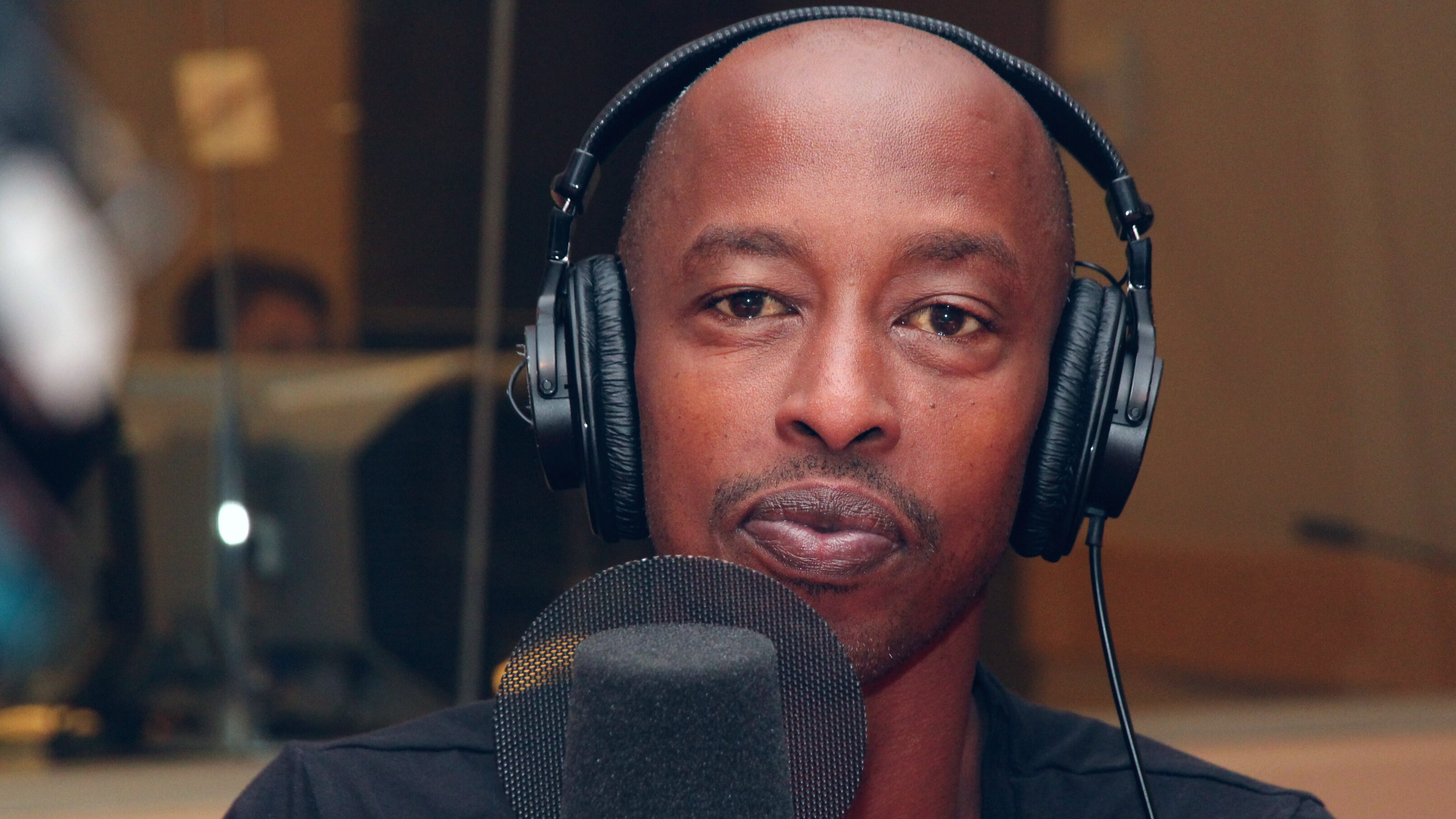 Le retour sur scène de l'humoriste Michel Mpambara | OHdio | Radio-Canada