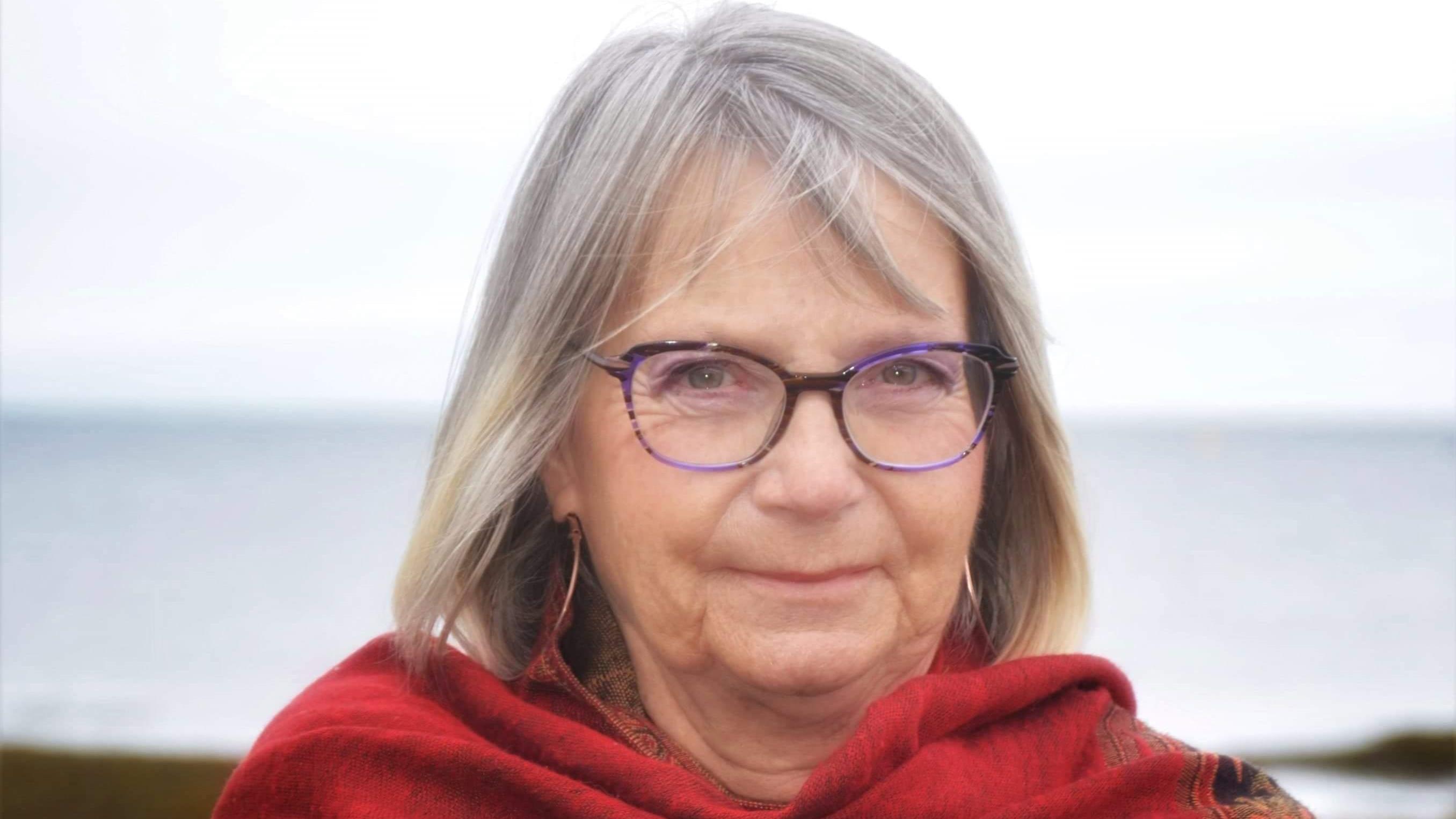 Un premier roman pour une citoyenne de Mont-Louis | OHdio | Radio-Canada