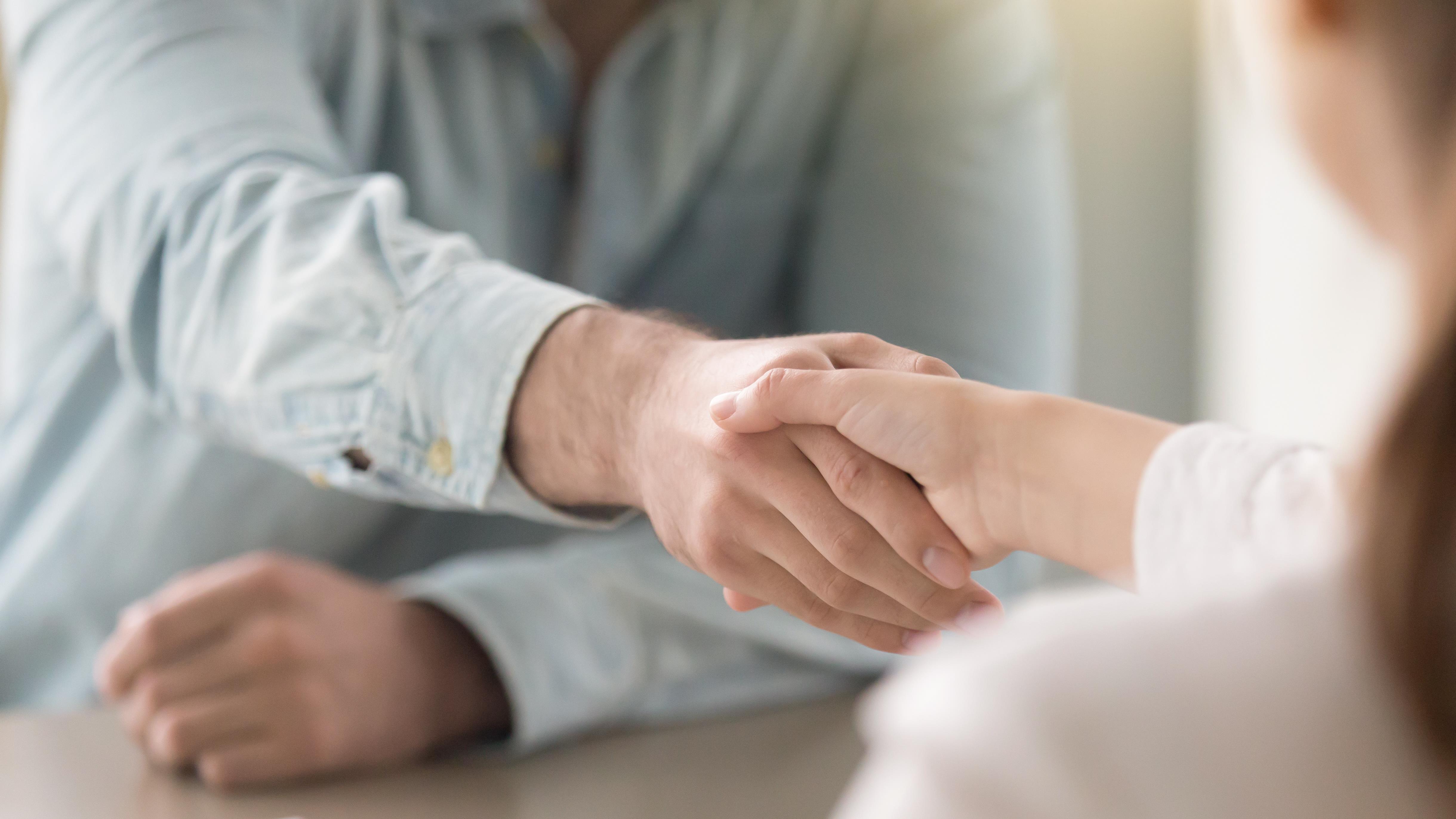 La poignée de main, ça vient d'où? | OHdio | Radio-Canada