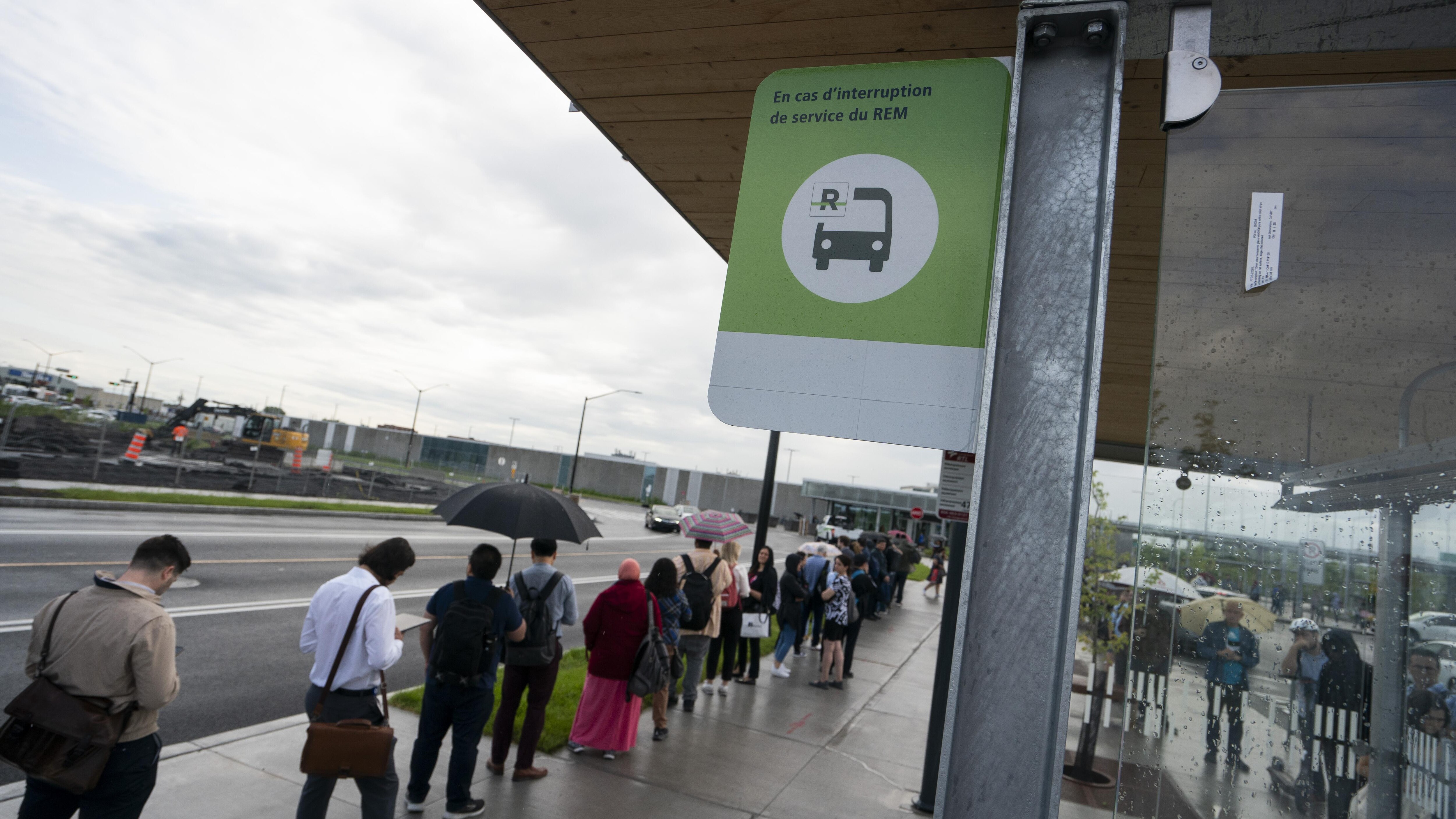 Le mécontentement grandit en raison des pannes du REM | OHdio | Radio ...