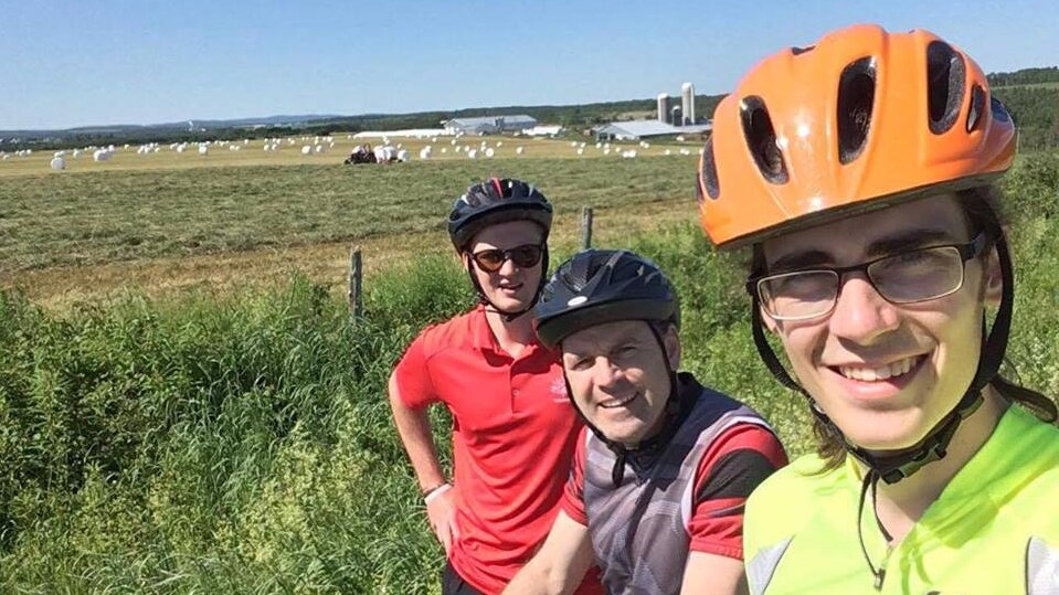 À vélo pour traverser sa circonscription | OHdio | Radio-Canada