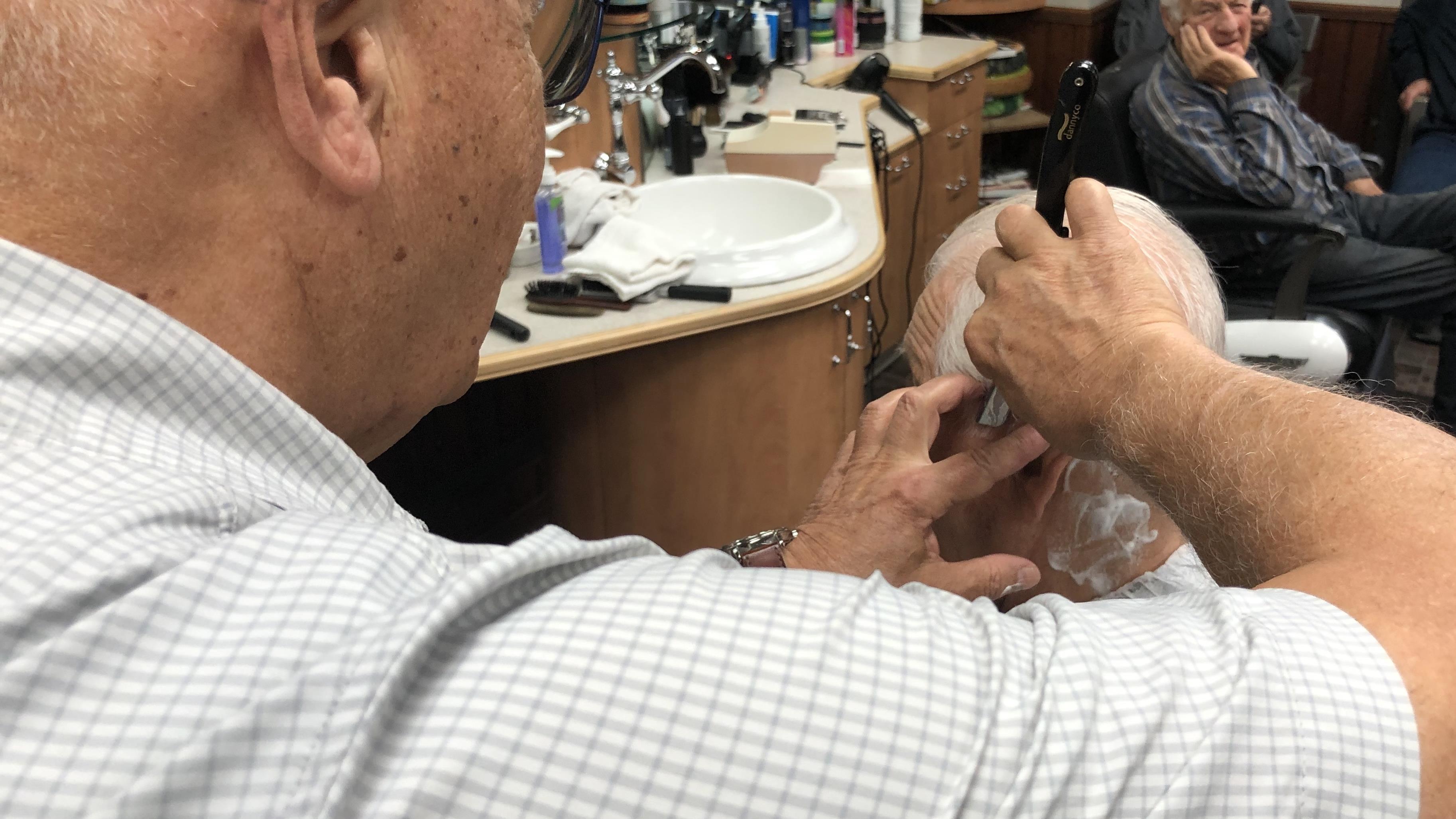 James Lynch, barbier depuis 60 ans à Sept-Îles