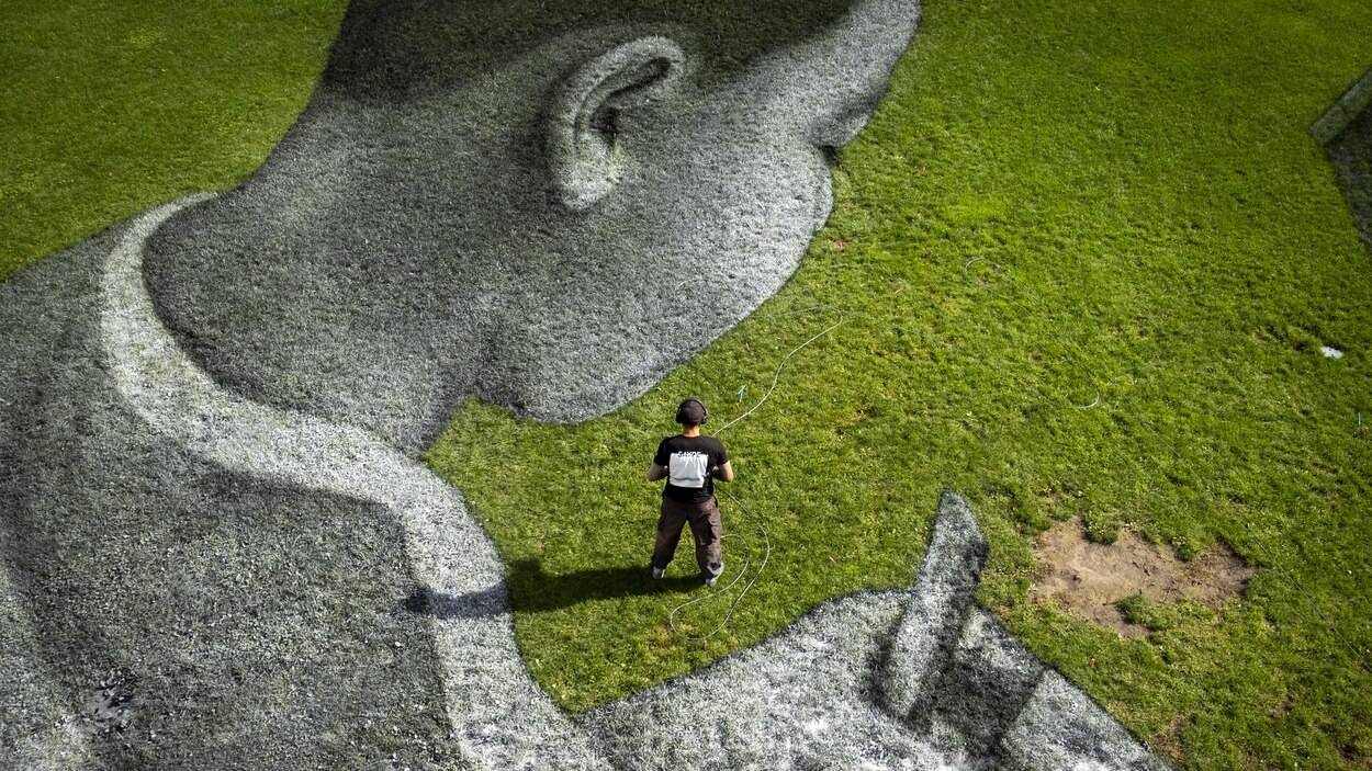 Une fresque géante peinte à même le sol pour les 50 ans de cette ville ...
