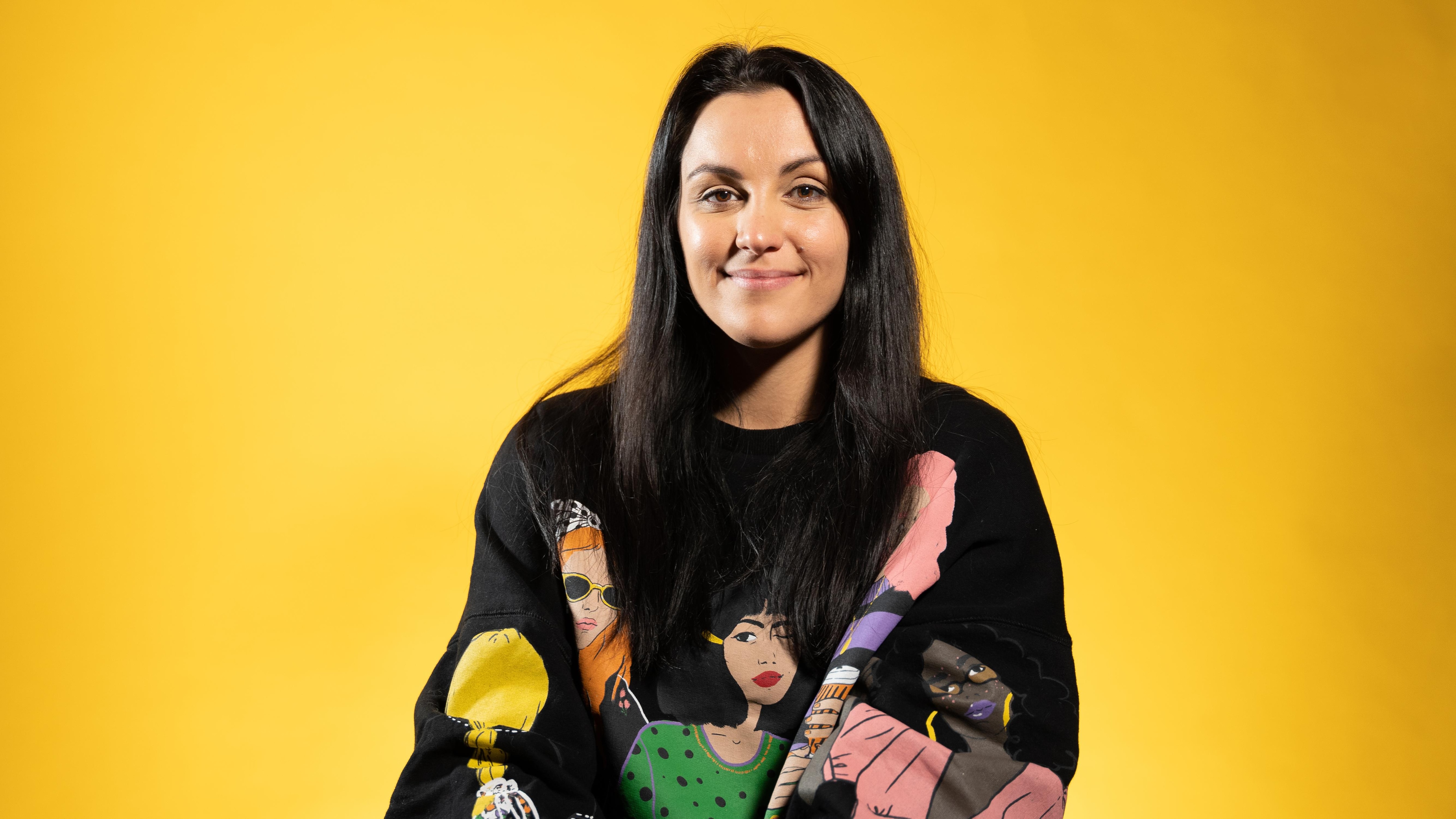 Jouer avec les clichés, le credo de l’humoriste Sinem Kara | OHdio | Radio-Canada