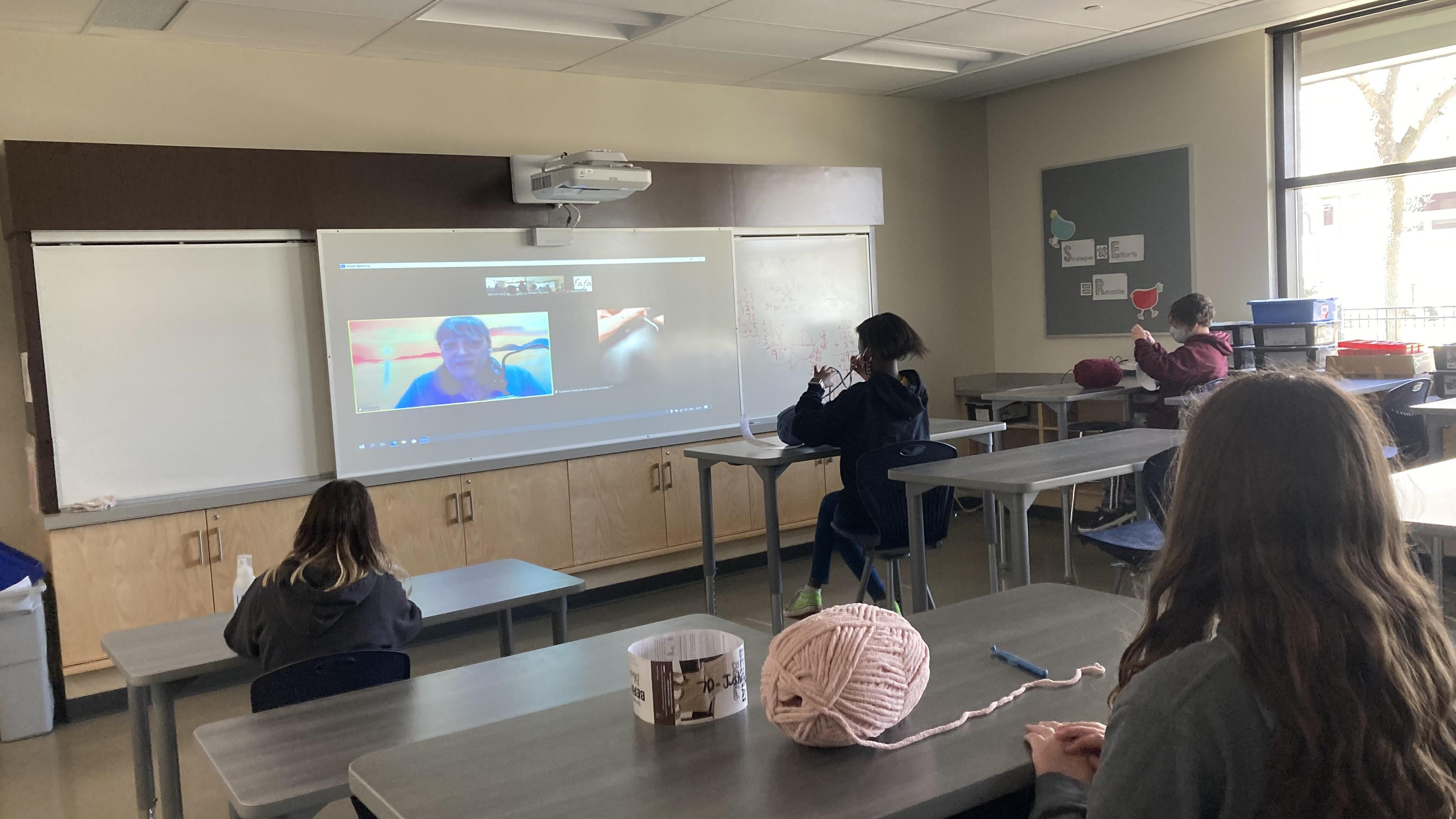 Des aînés initient des élèves de l’École Joseph-Moreau au tricot ...