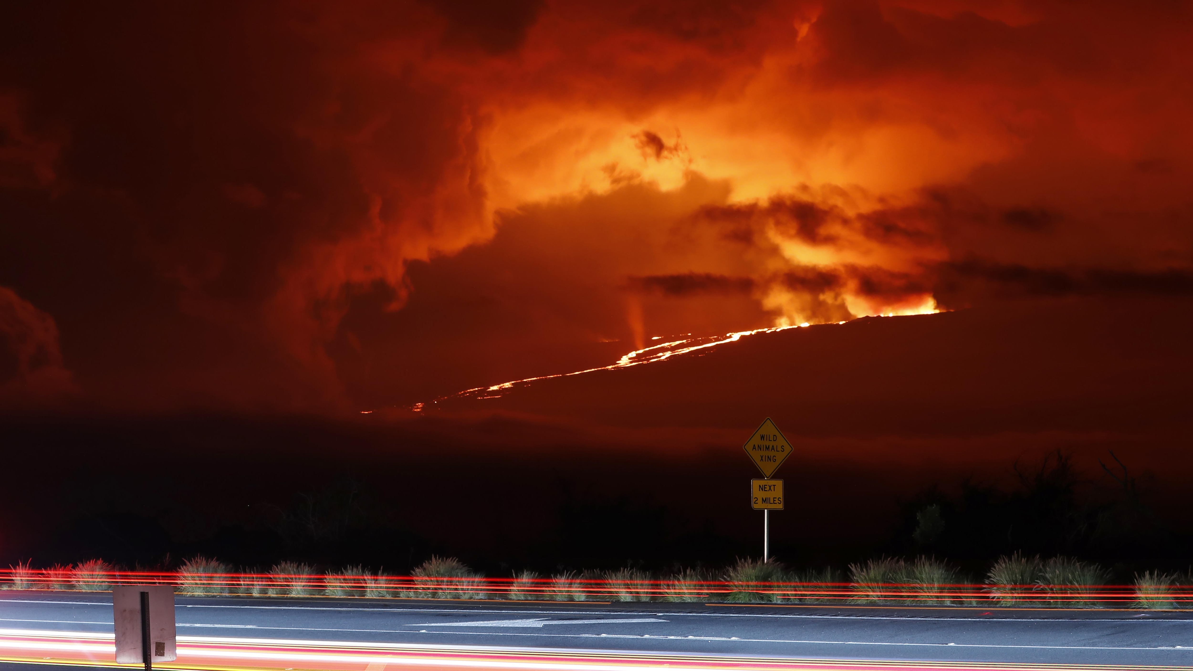 La fascinante éruption du Mauna Loa, le plus grand volcan actif au ...