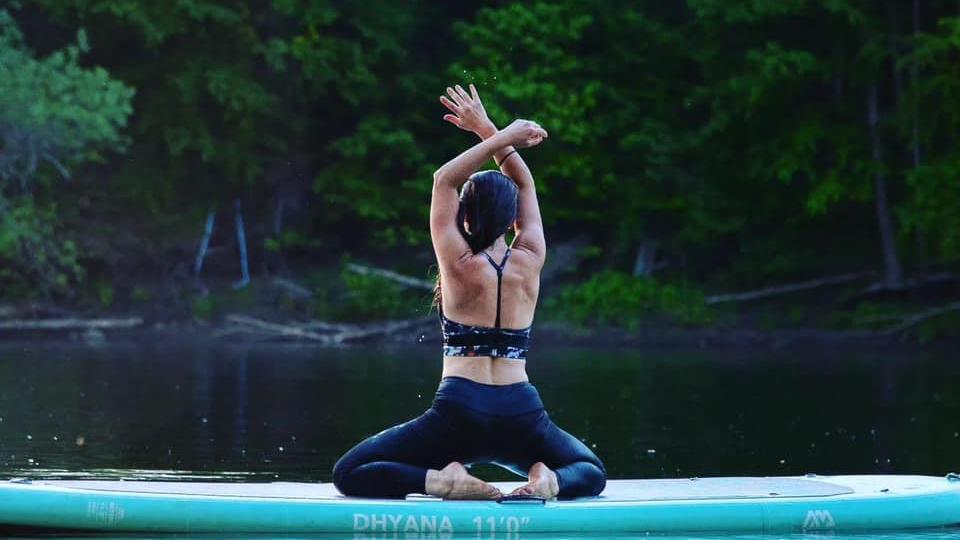 Le yoga sur planche à pagaie comme thérapie | OHdio | Radio-Canada