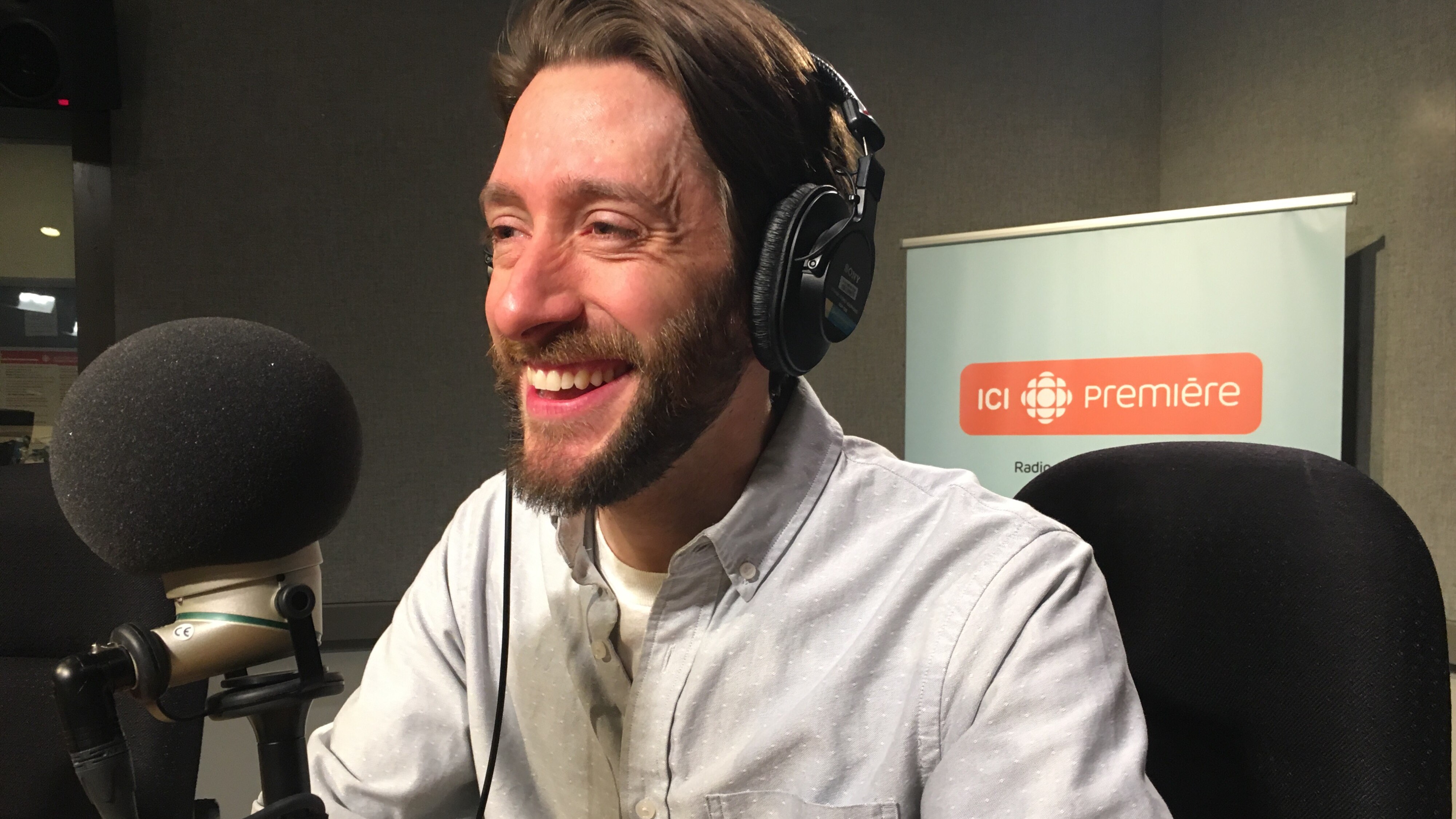 La pièce «Outside», explore le sujet de l'homophobie