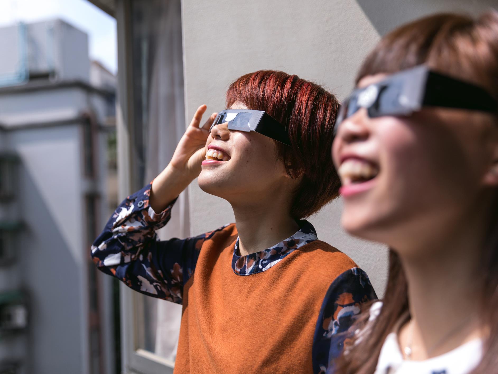 Des lunettes spécialisées chez l'optométriste pour observer l'éclipse ...