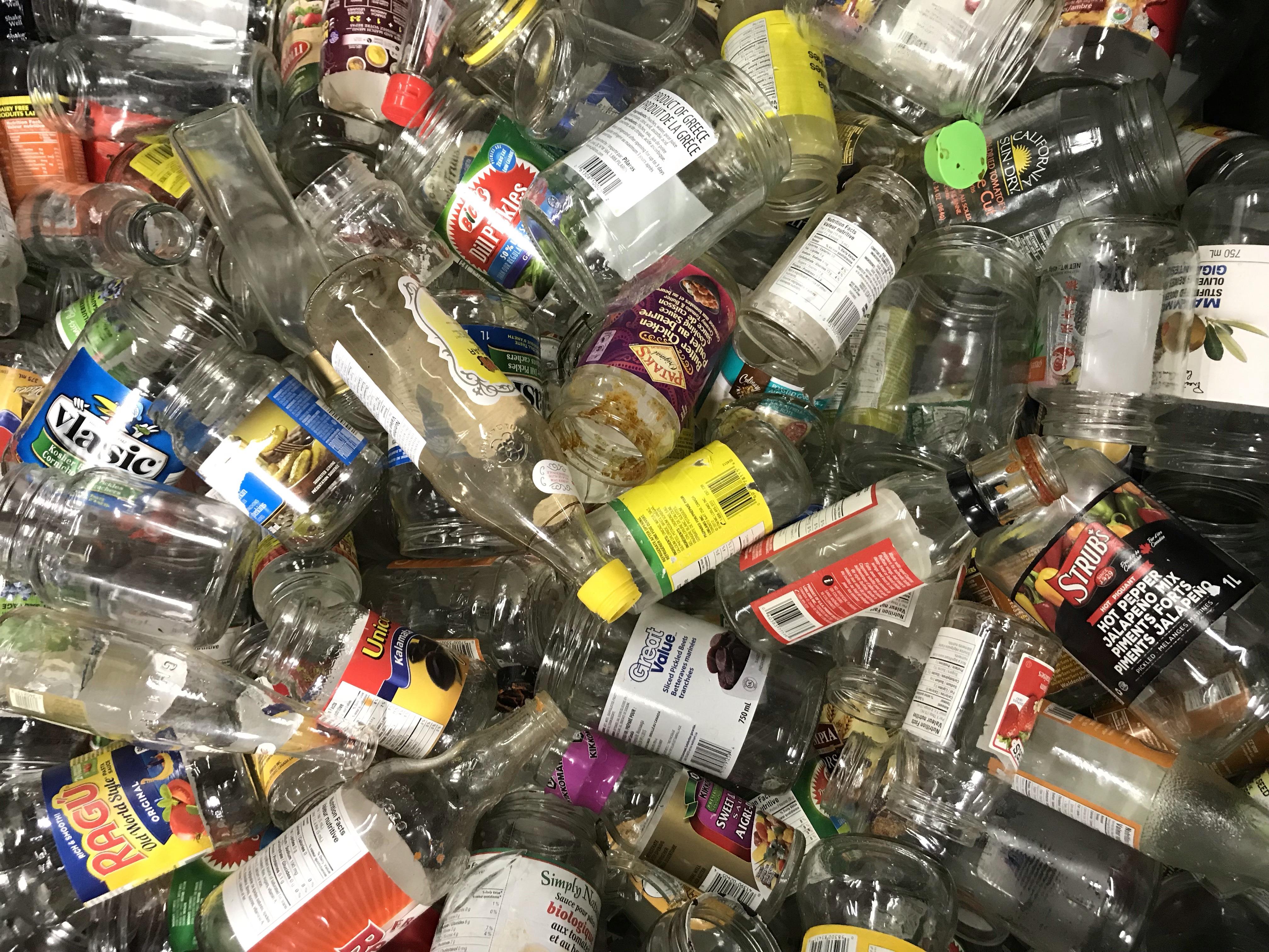 Consigner les contenants en région : un défi | OHdio | Radio-Canada