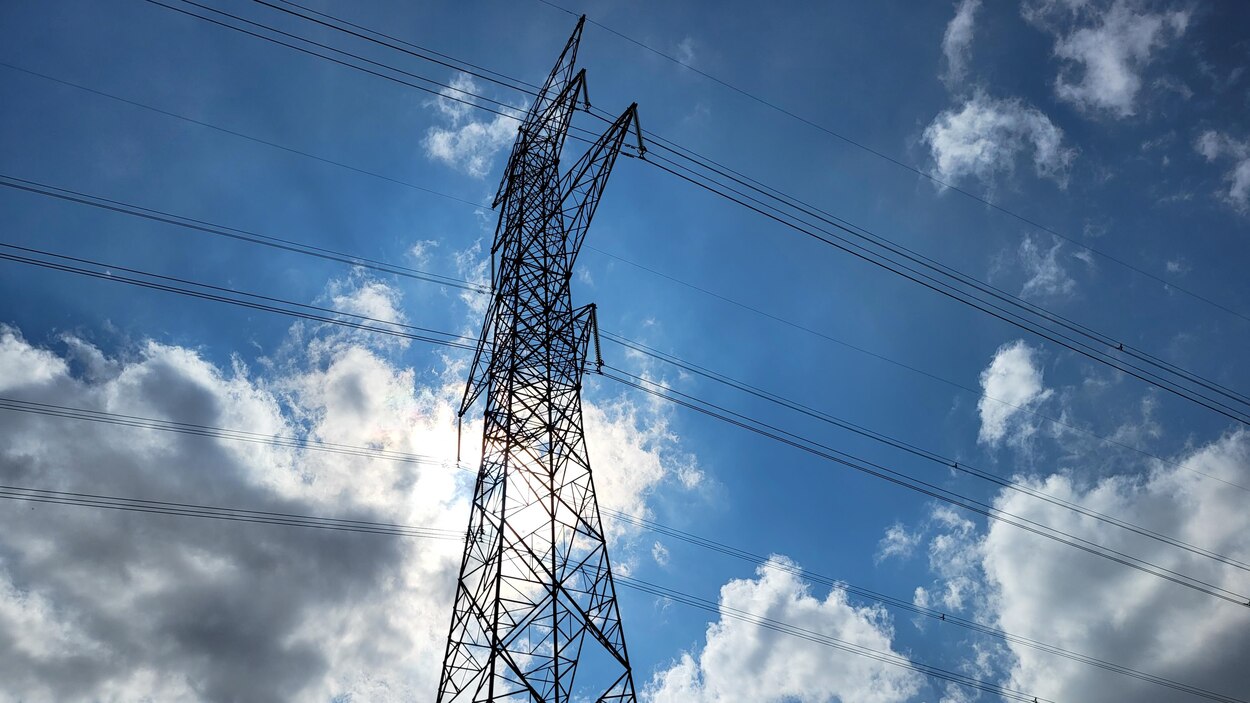 Un avenir possible pour des pylônes électriques en aluminium | Radio-Canada