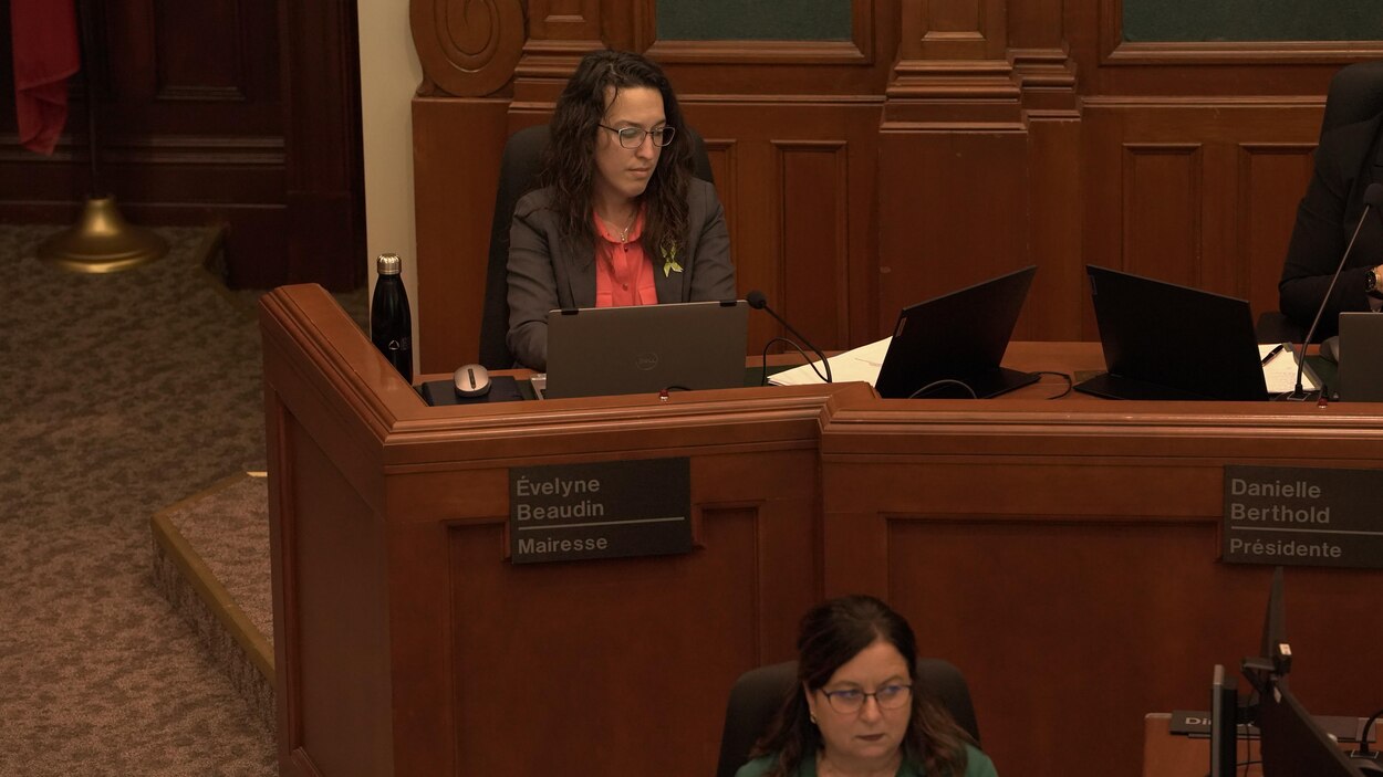 La mairesse Évelyne Beaudin n’a pas jeté l’éponge | Radio-Canada