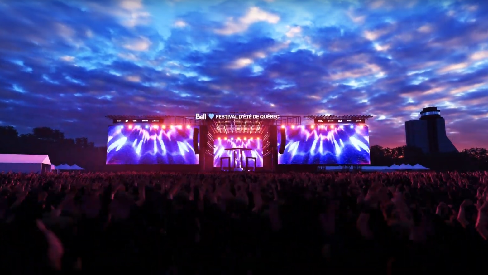 D’immenses écrans géants sur les Plaines pour le FEQ | OHdio | Radio-Canada