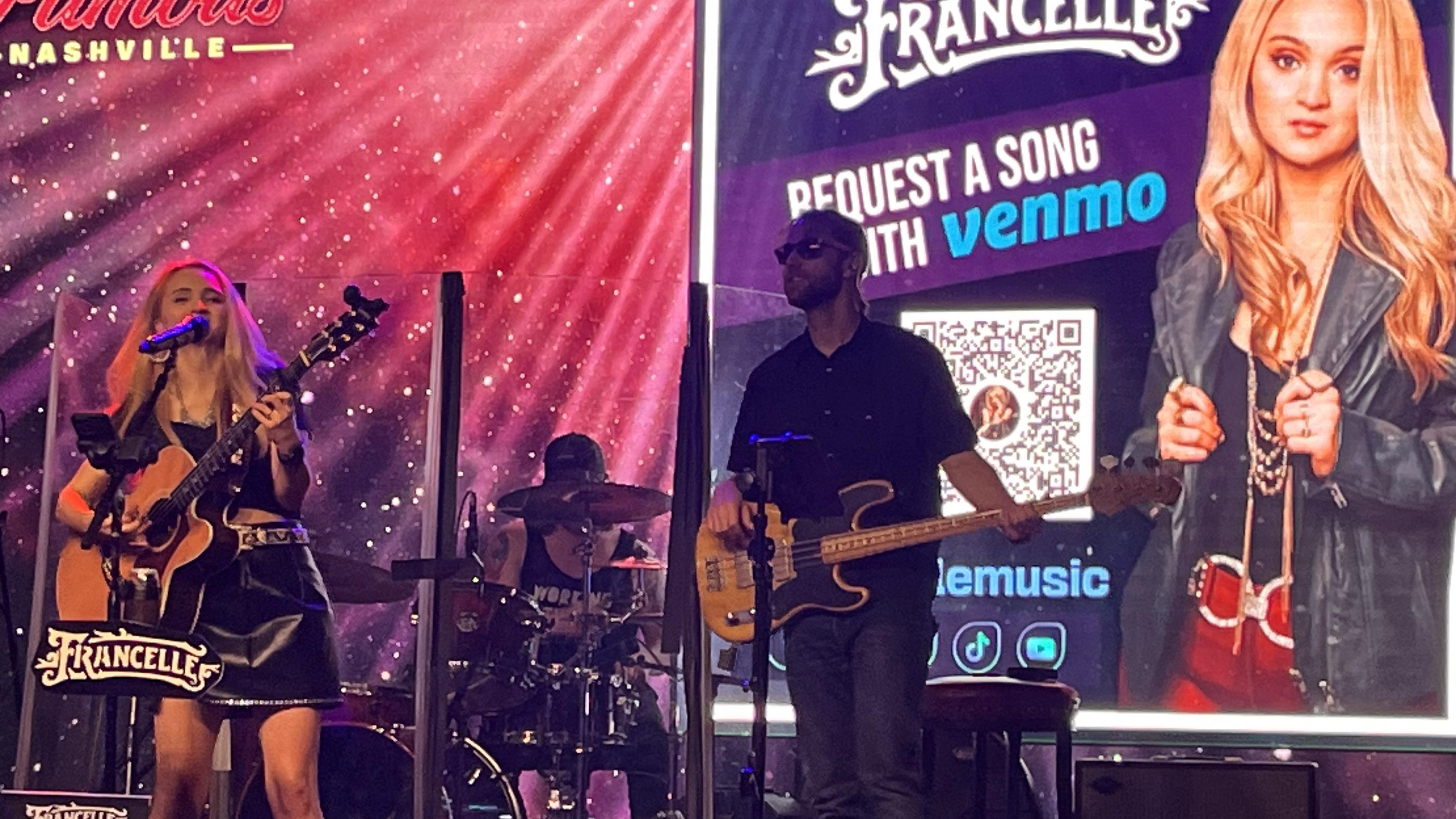 Francelle marche sur les traces des vedettes country à Nashville