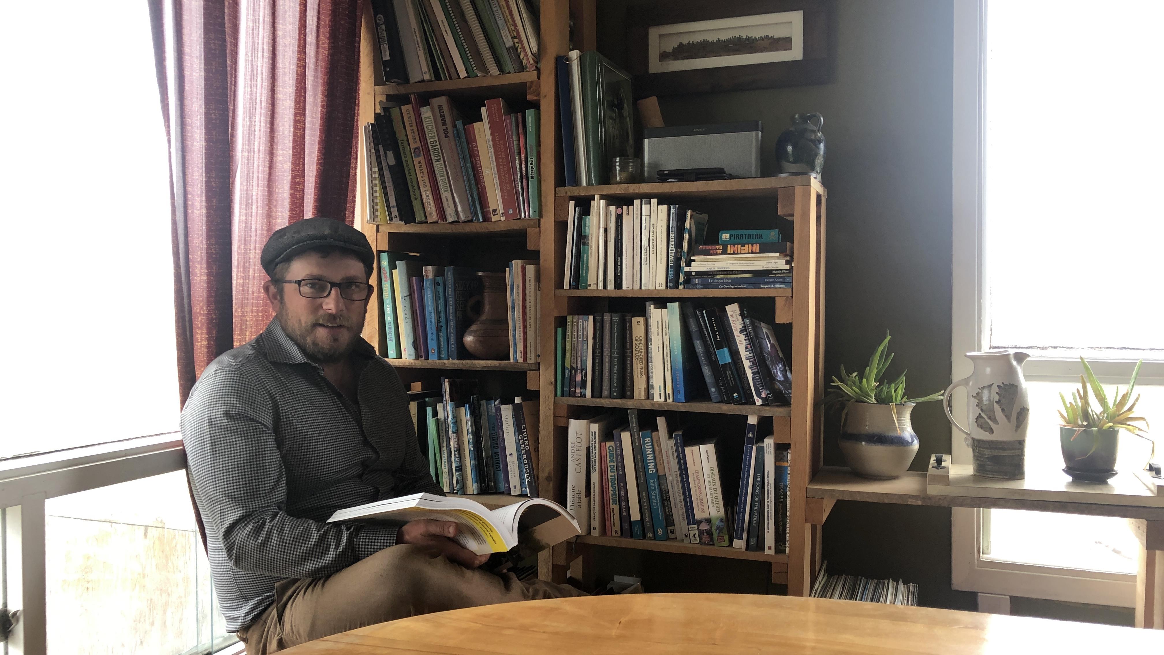 Dans la bibliothèque de Kevin Arseneau | OHdio | Radio-Canada