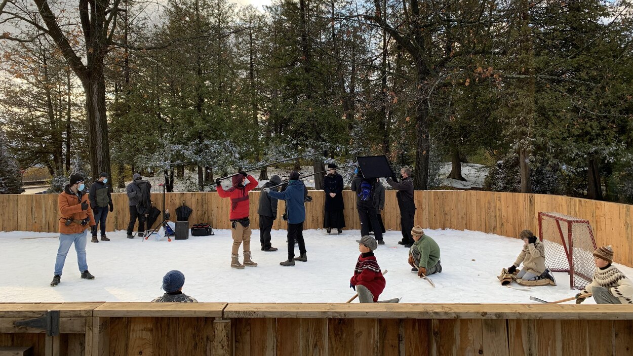 Dans les coulisses du tournage de la série Pour toi Flora | Radio-Canada