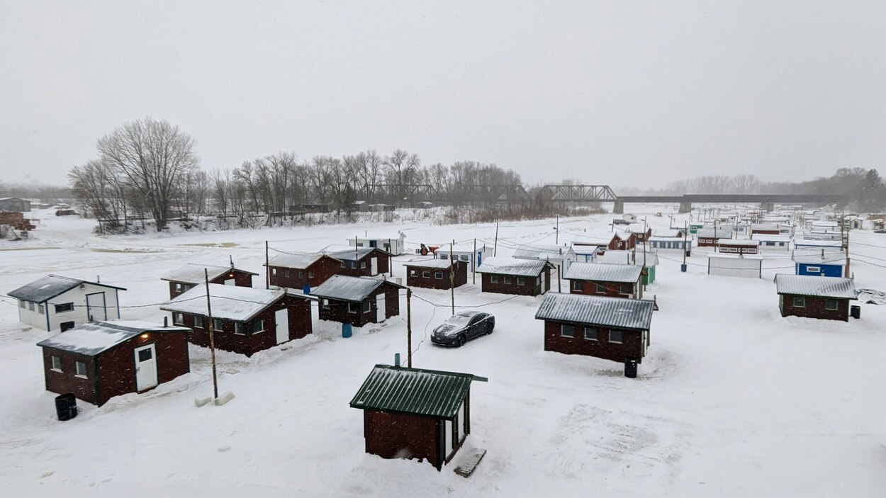 La pêche aux poulamons a attiré environ 75 000 visiteurs cette saison ...
