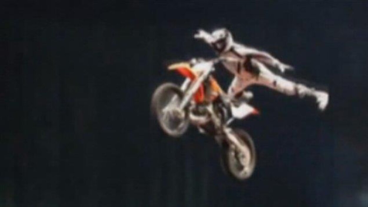 Le motocycliste Ben Milot devient acrobate | Radio-Canada