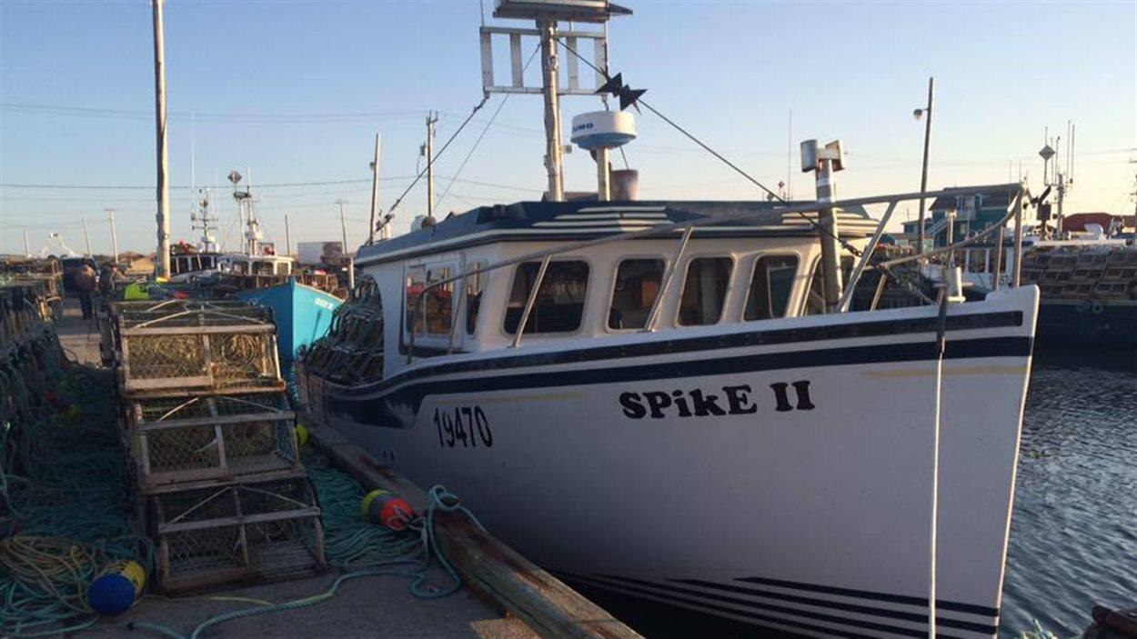 L'animatrice Maude Rivard discute avec le capitaine Francis Éloquin de ...