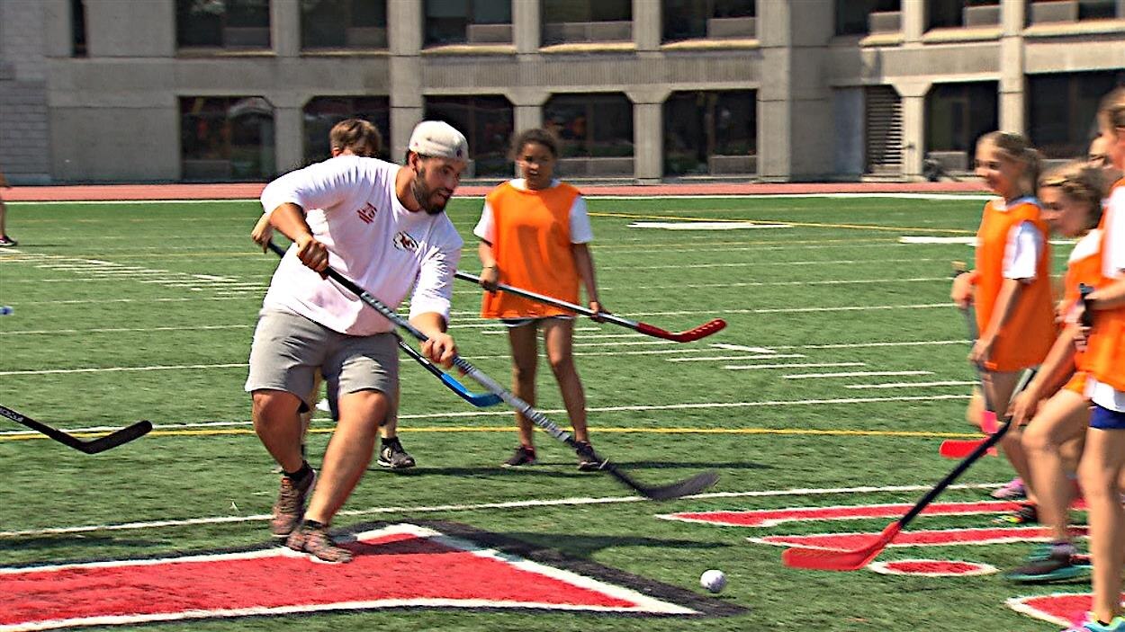 Laurent Duvernay-Tardif s'engage auprès des jeunes. Un reportage de ...