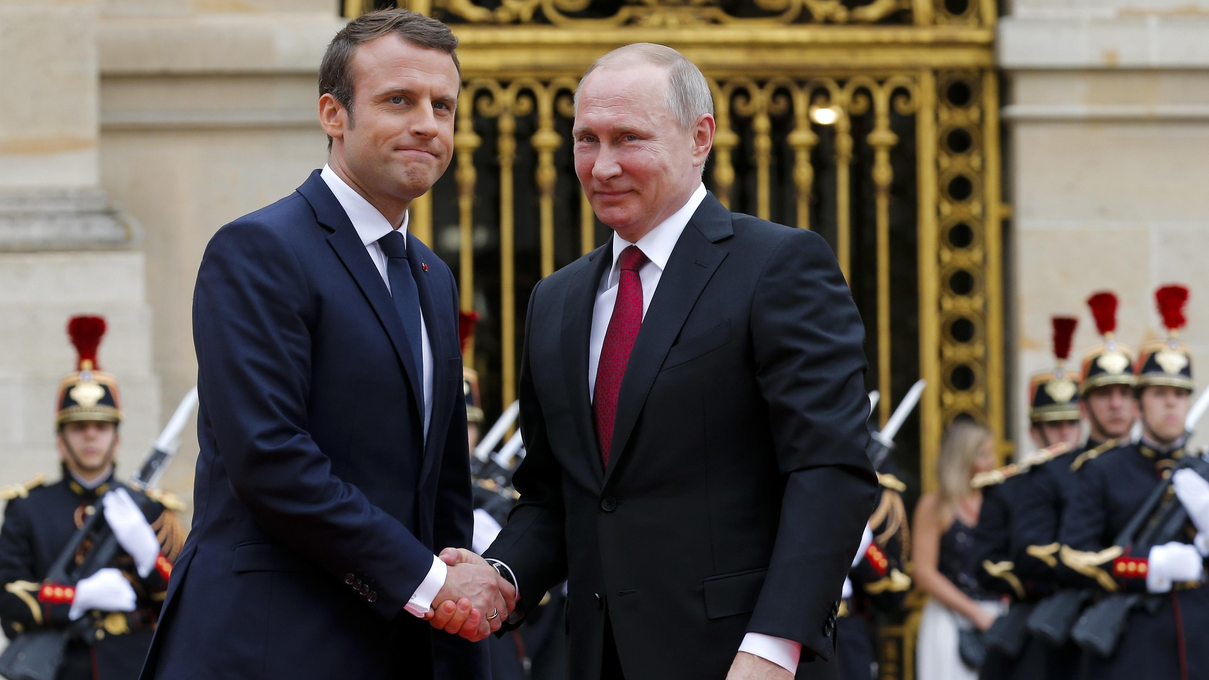 Emmanuel Macron accueille Vladimir Poutine à Versailles | Info | ICI ...