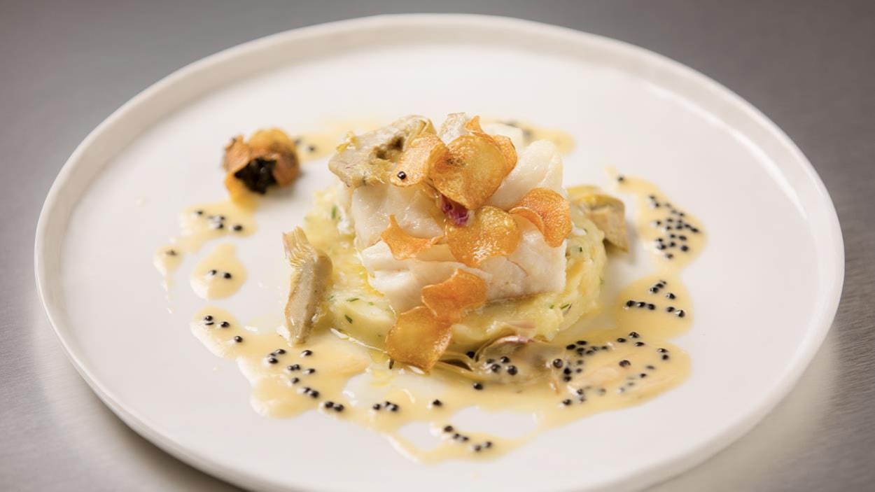 Morue d’Islande cuite au four, brandade de morue salée, artichauts au ...