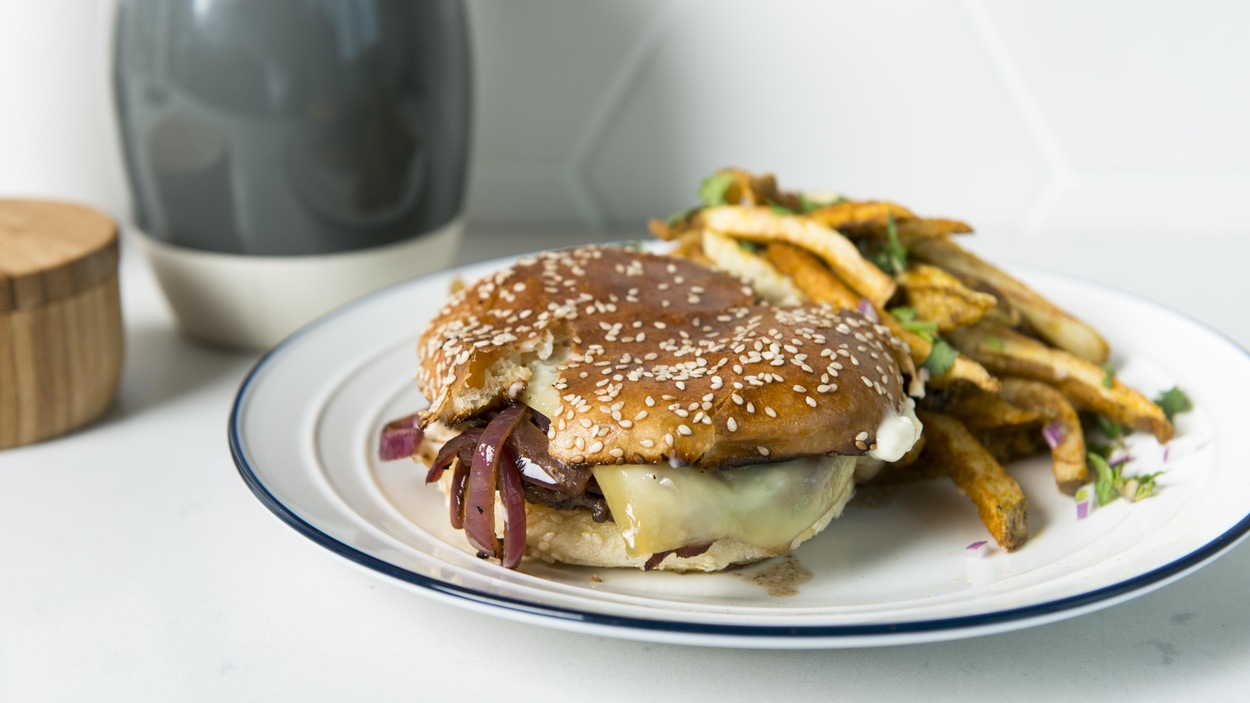 Smash burgers aux oignons, aux épinards et au garam masala | Ricardo ...