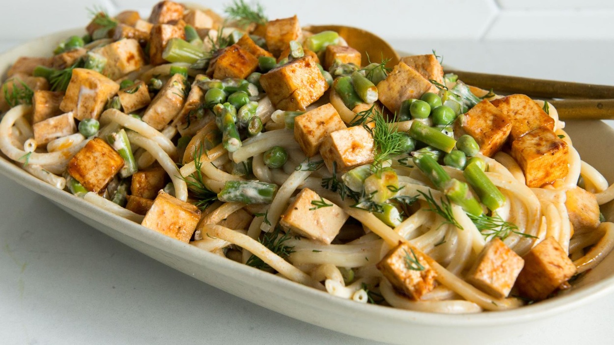 Salade de pâtes aux légumes verts et au tofu barbecue | Ricardo | ICI ...