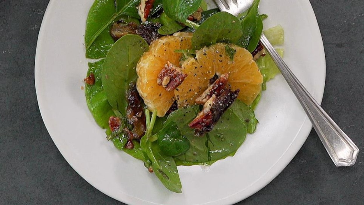 Salade verte aux dattes et aux clémentines | Ricardo | ICI Radio-Canada.ca