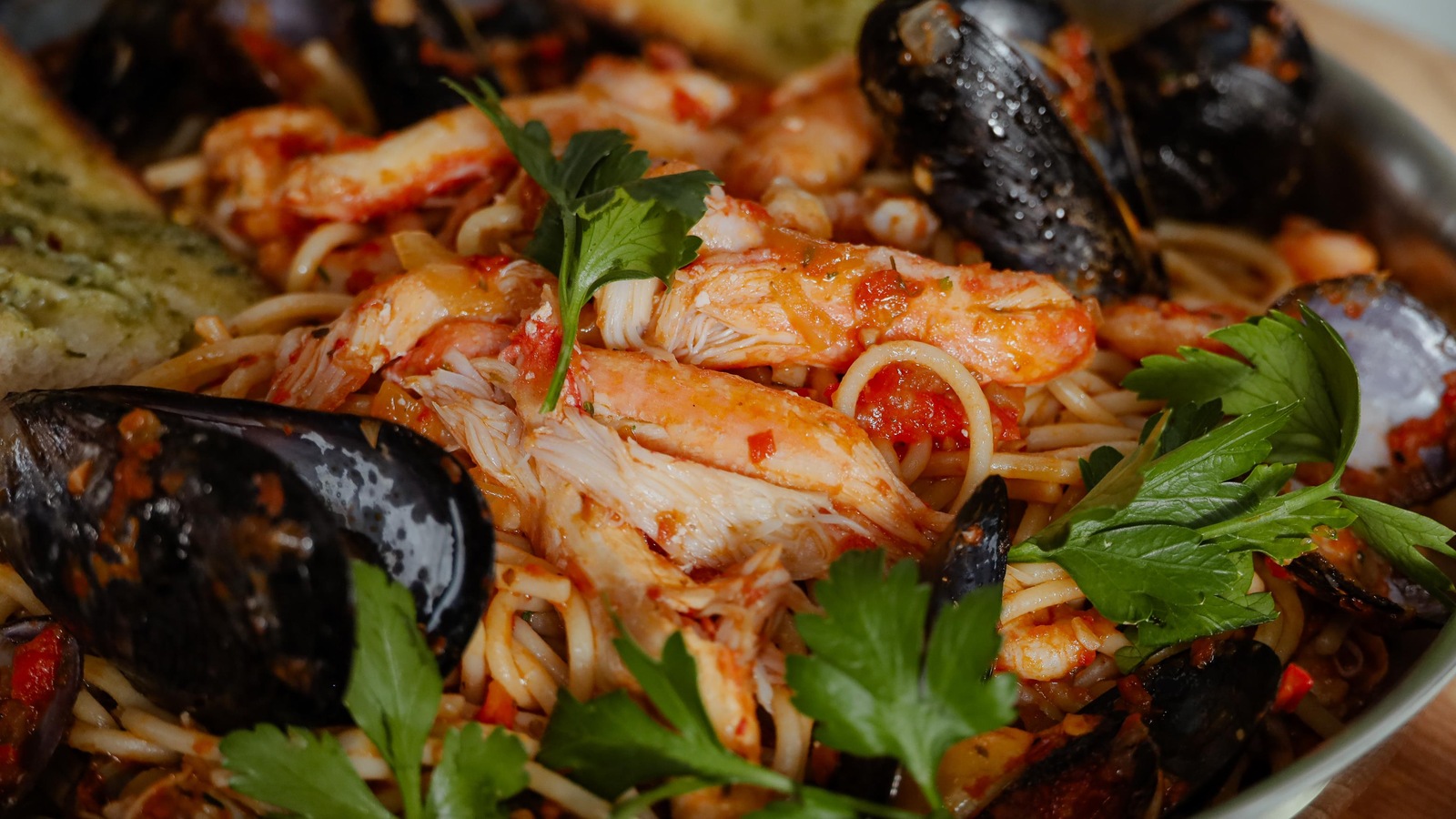 Pâtes épicées aux fruits de mer | 5 chefs dans ma cuisine | ICI Radio ...