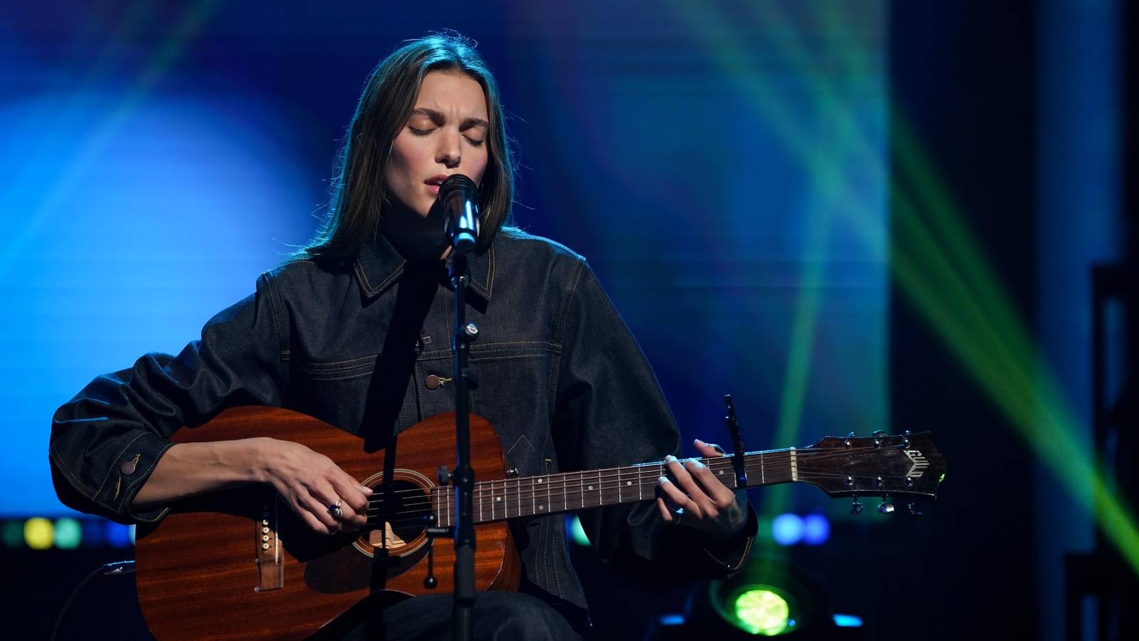 Une prestation intime de Charlotte Cardin à Bonsoir bonsoir! | ICI ...